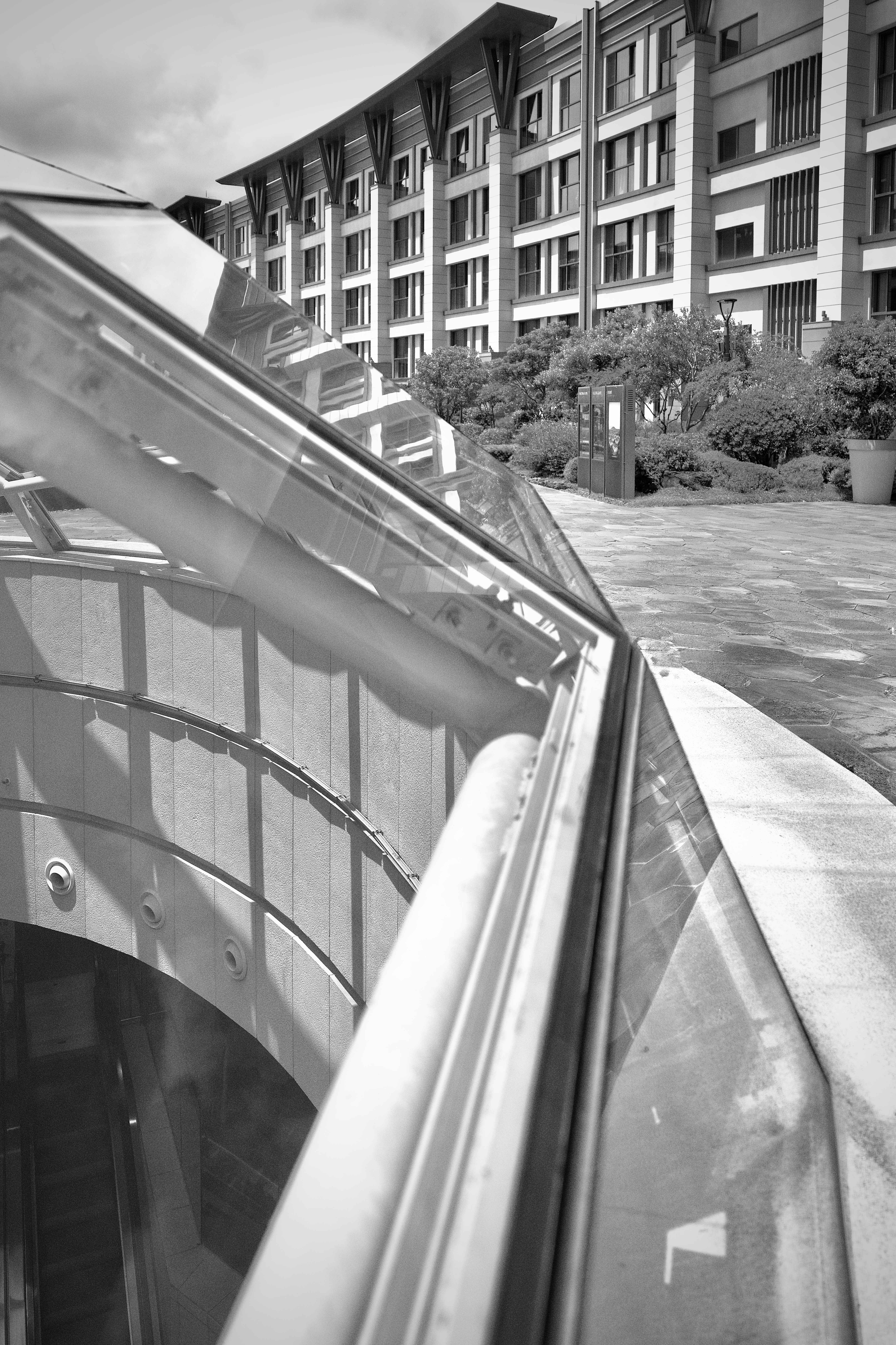 Reflections on Glass: Urban Geometry Framed by a Diagonal Atrium