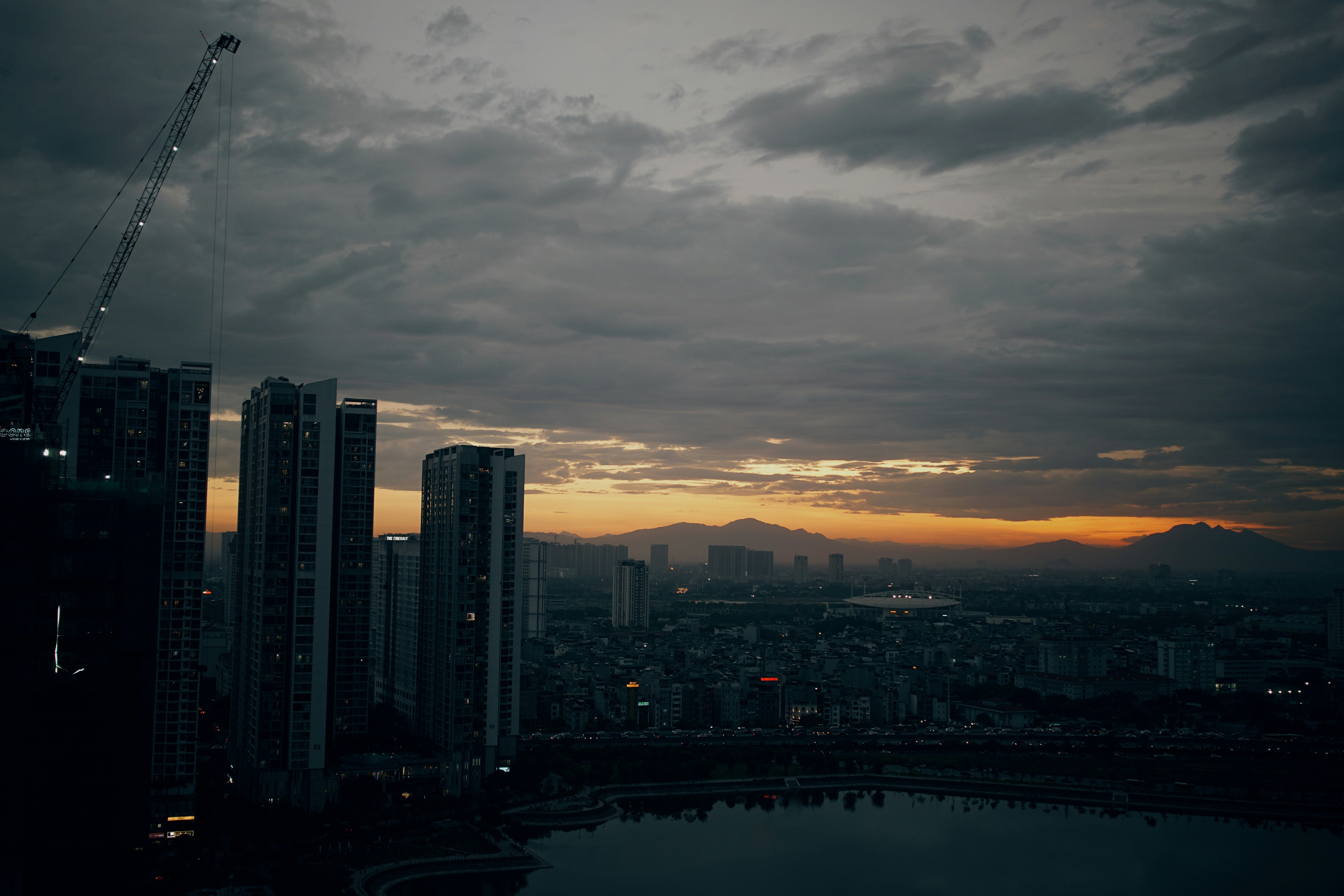 Dusk Over the City: Silhouetted Skyscrapers and Glowing Horizon