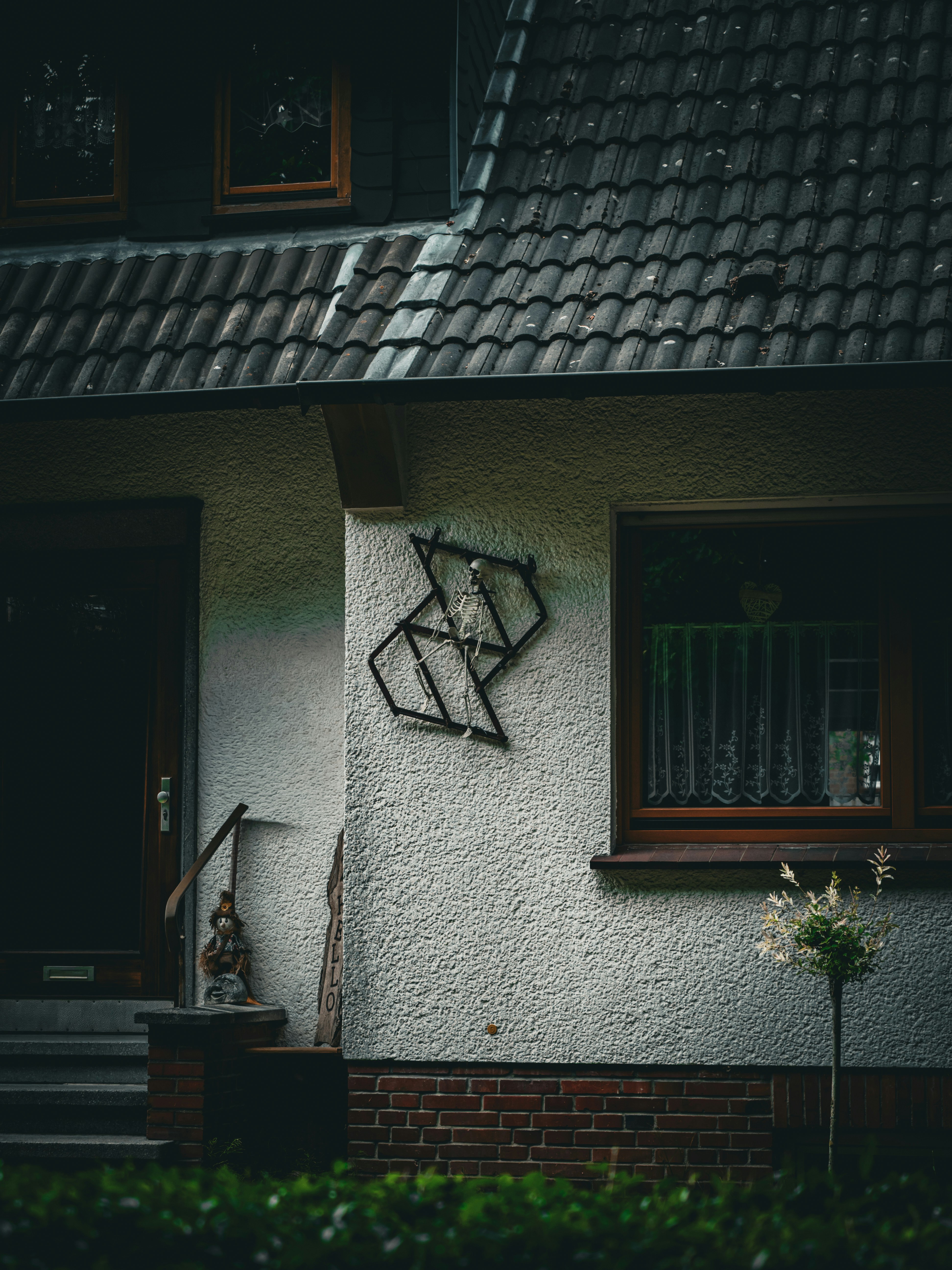 Geometric Hanging: A House Portrait with Steel Lattice