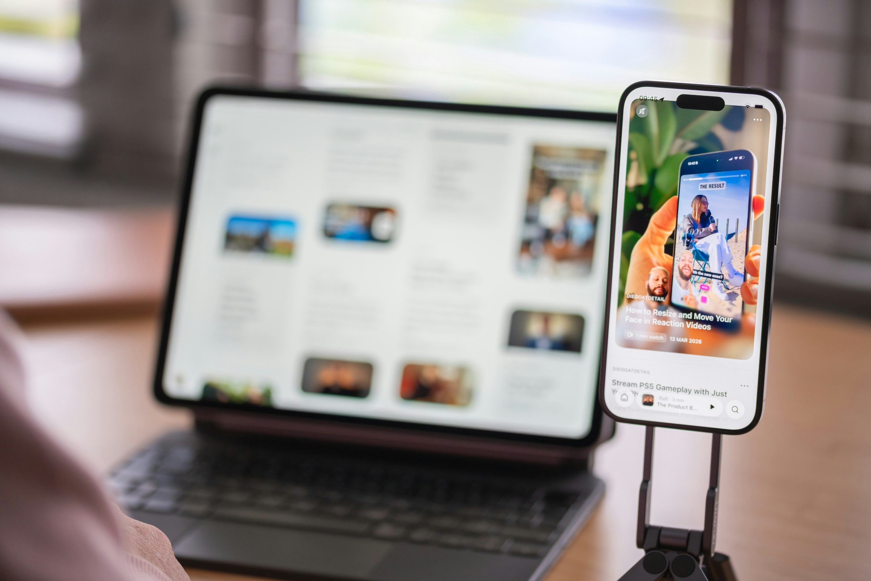 Tiny Screen, Big Focus: Smartphone Face on a Tripod
