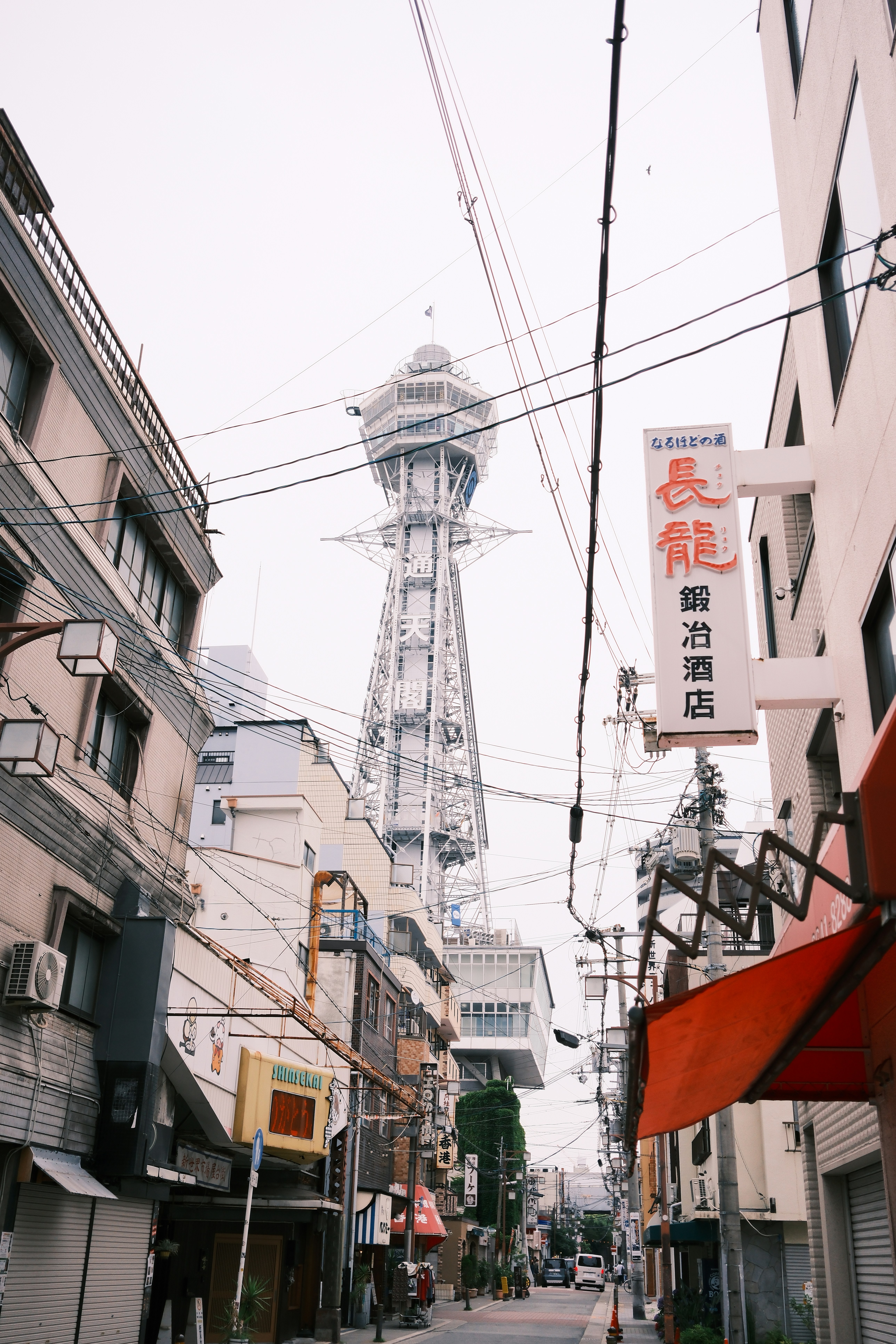 Urban Tower in the Wires: A Tokyo Street Corridor toward the Sky