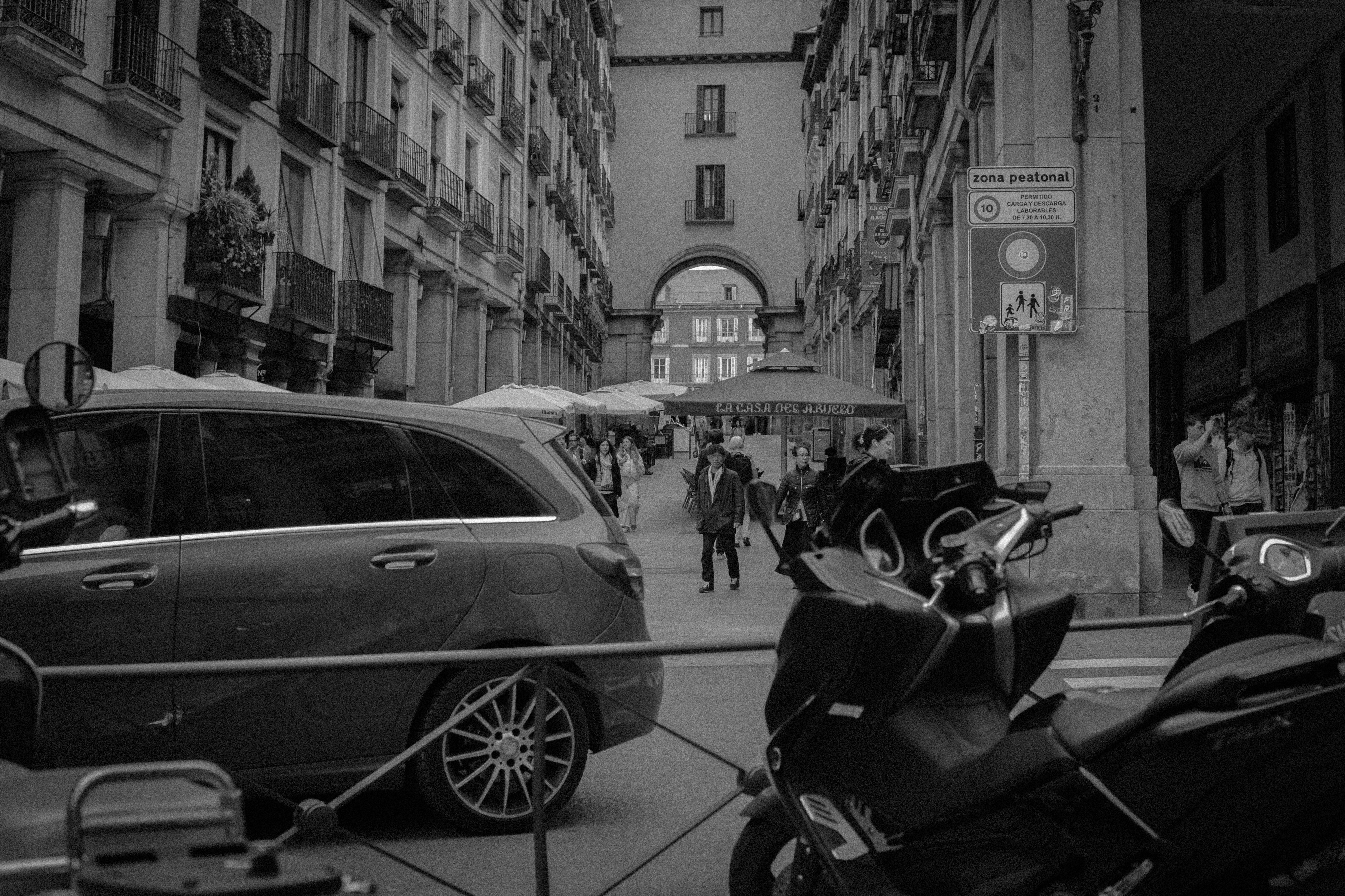 Archway City Pulse: Motorbike, Minivans, and Pedestrian Flow