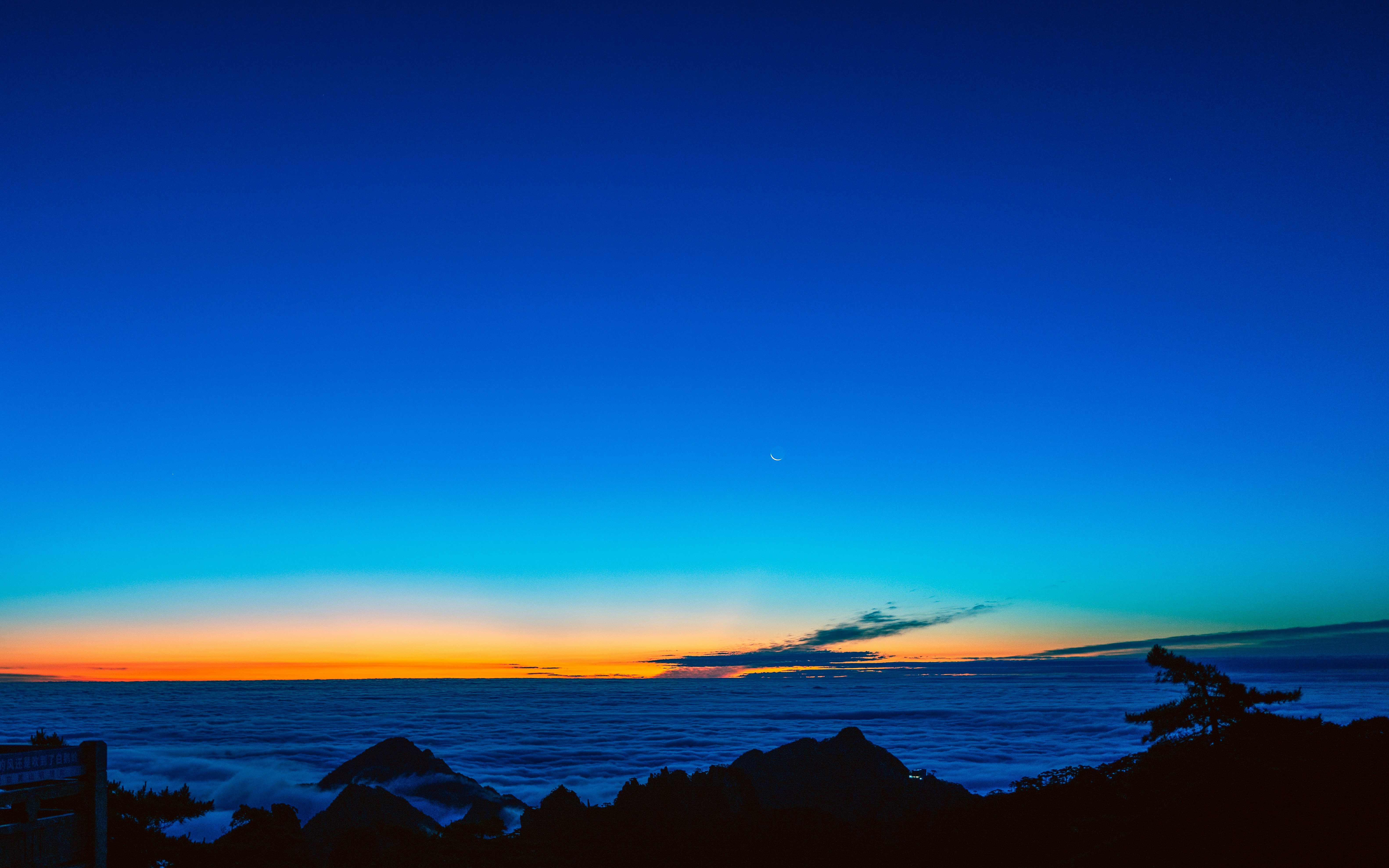 Horizon Quiet: Sunset over Surging Waves