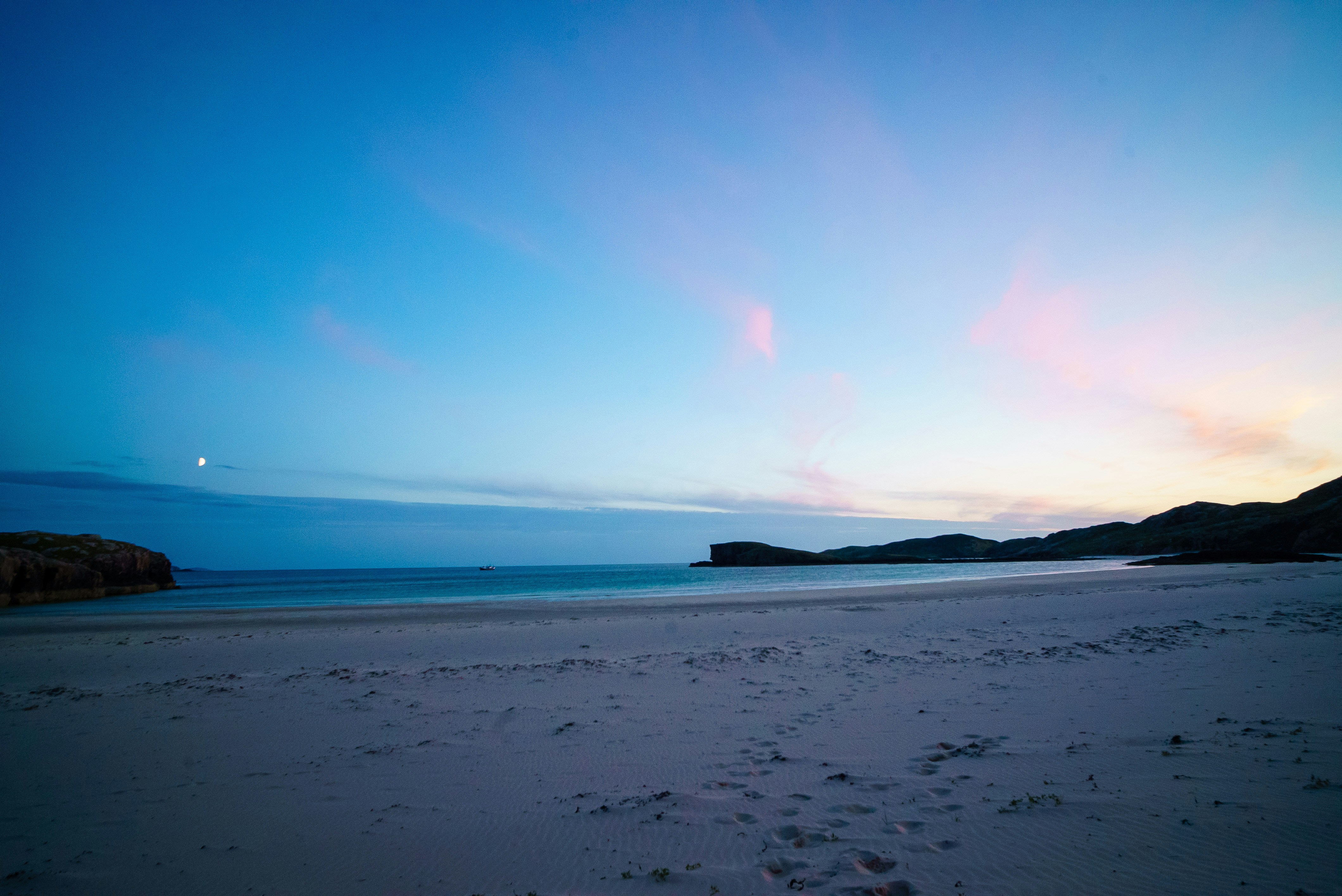 Dawn on Calm Sands: A Quiet Beach at the Edge of Daybreak