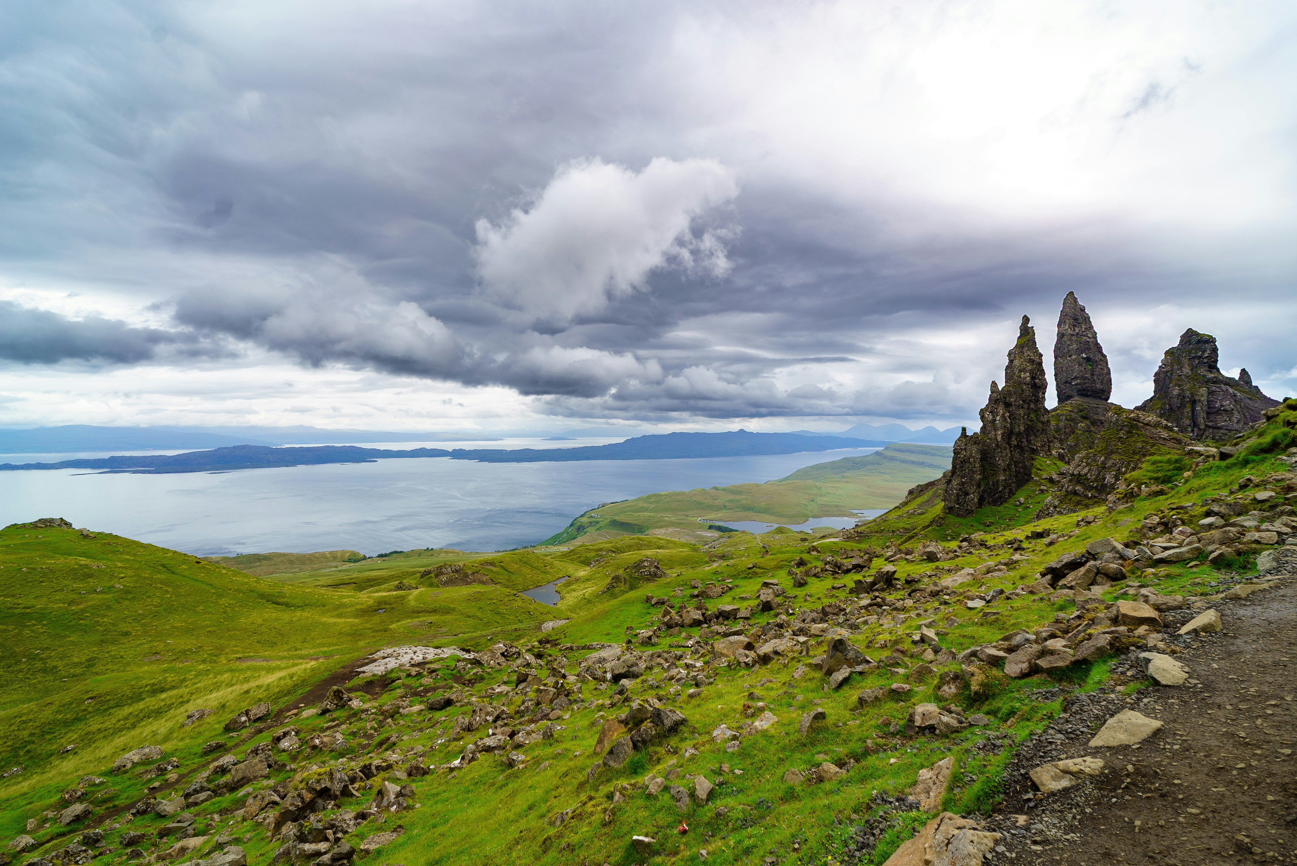 Stony Promenade toward the Needle-like Peaks by the Inland Sea