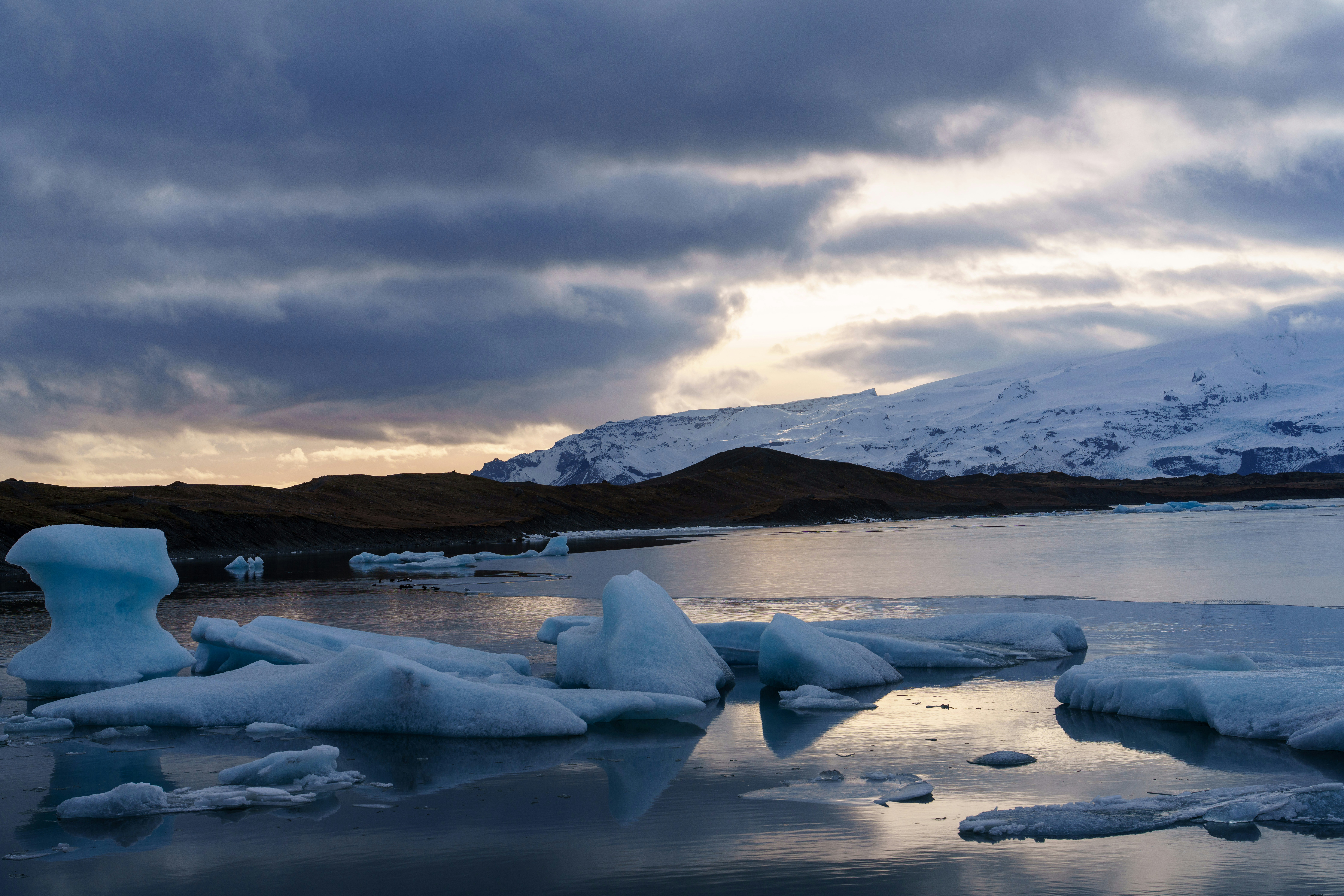 Icebound Horizon: Reflections on a Quiet Polar Afternoon