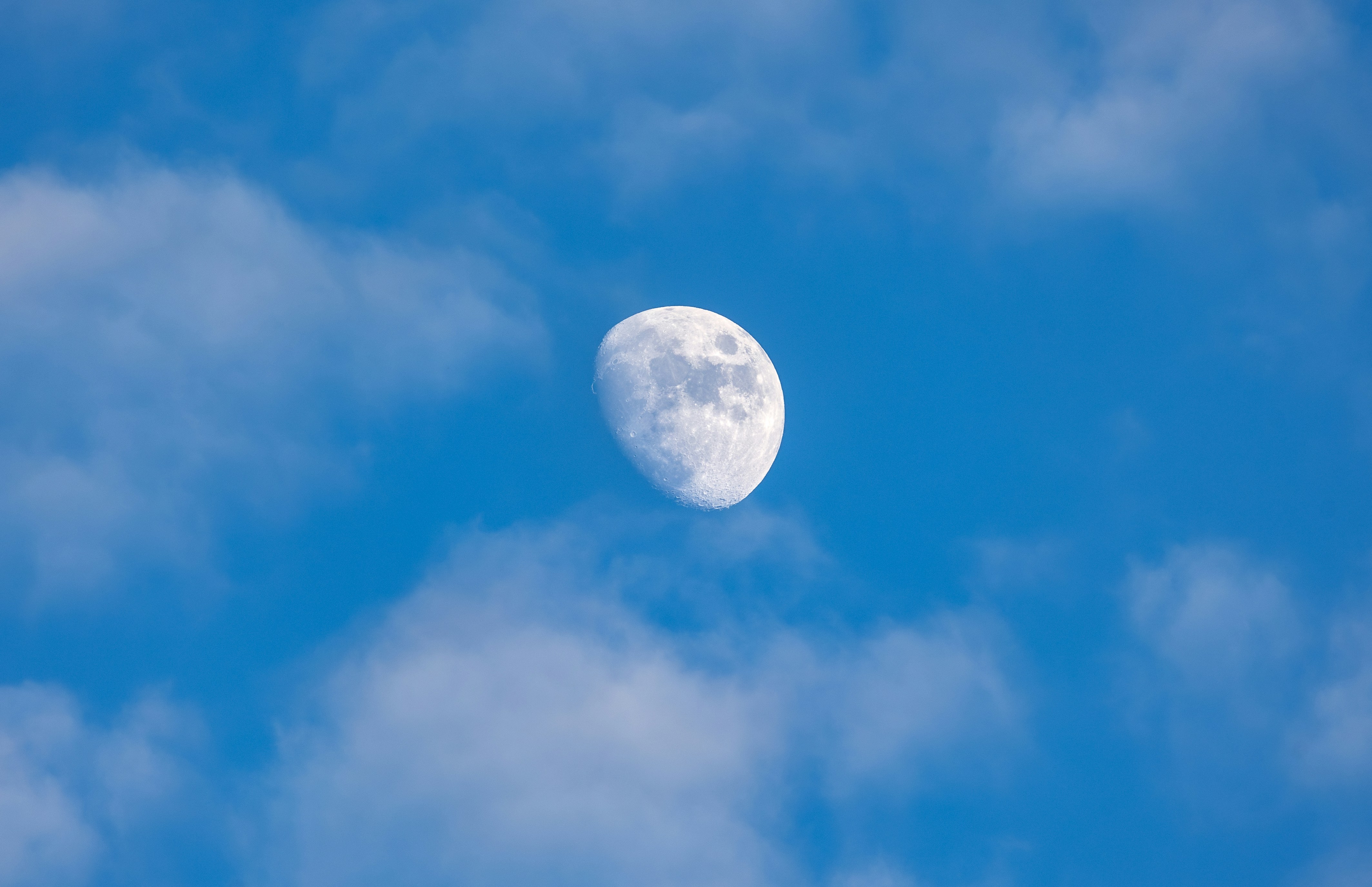 Luna in a Clear Sky: Moon Above Quiet Clouds