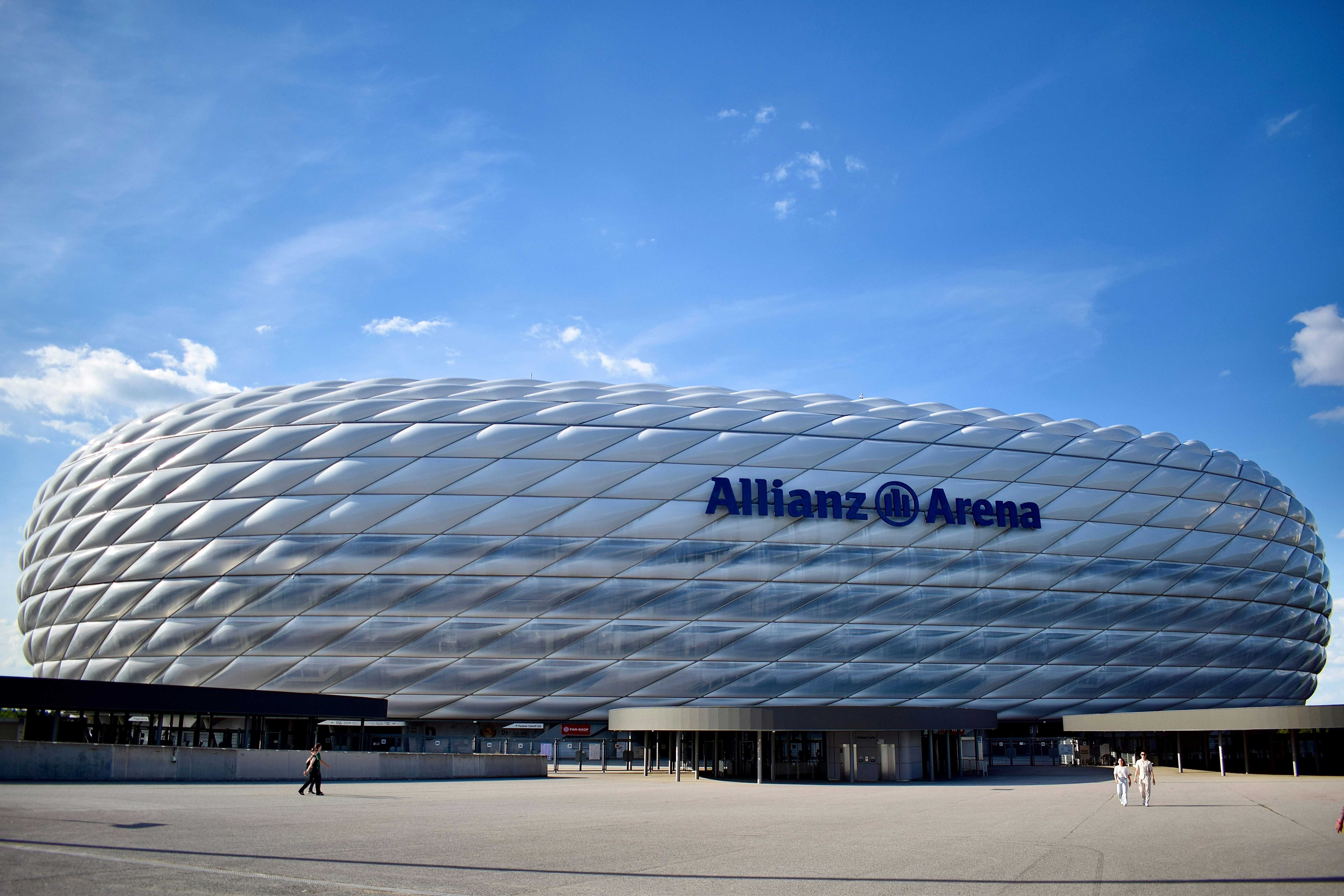 Allianz Arena: Faceted Silk Sails Under a Clear Sky