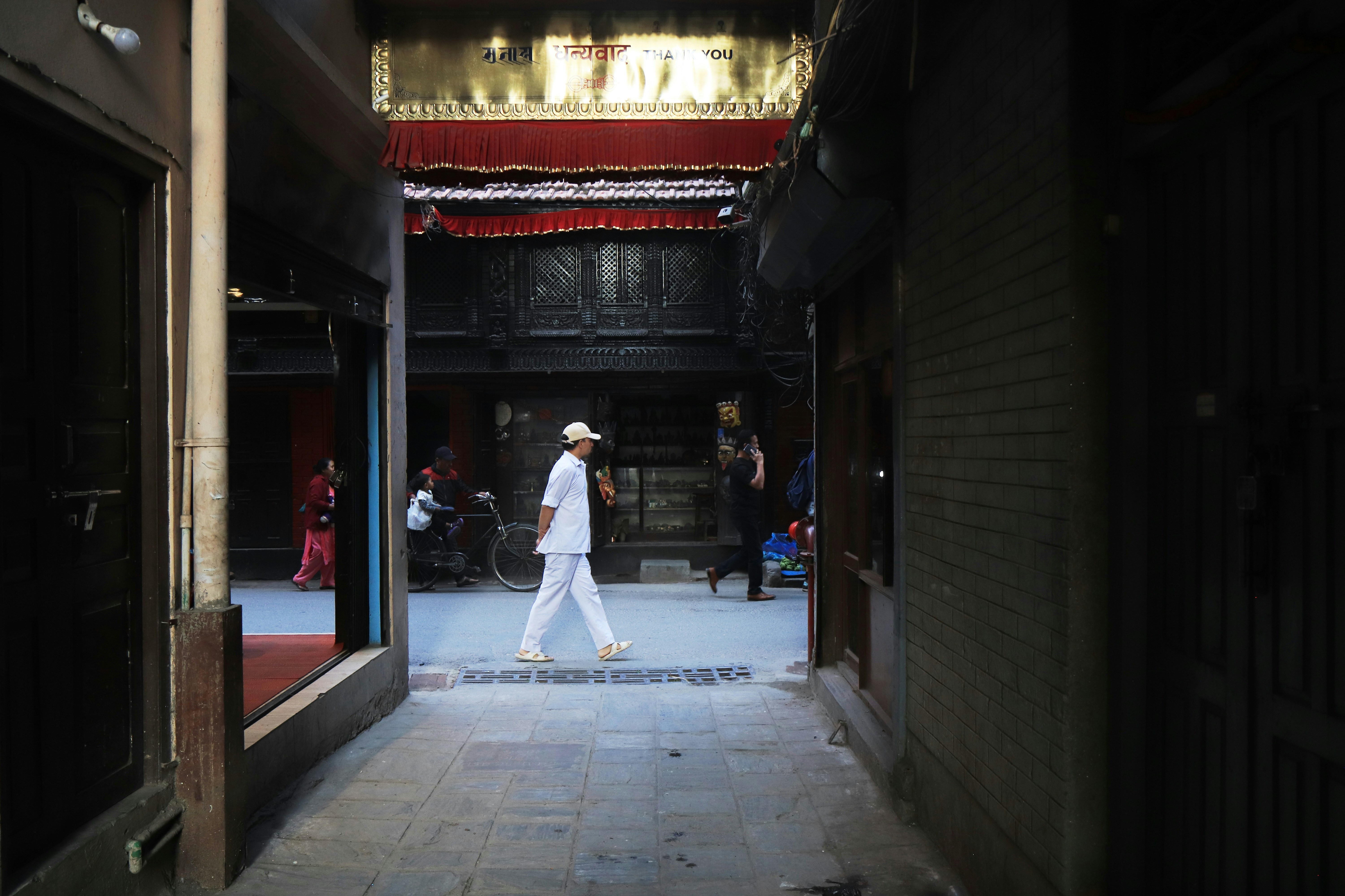 Strolling in the Quiet Threshold