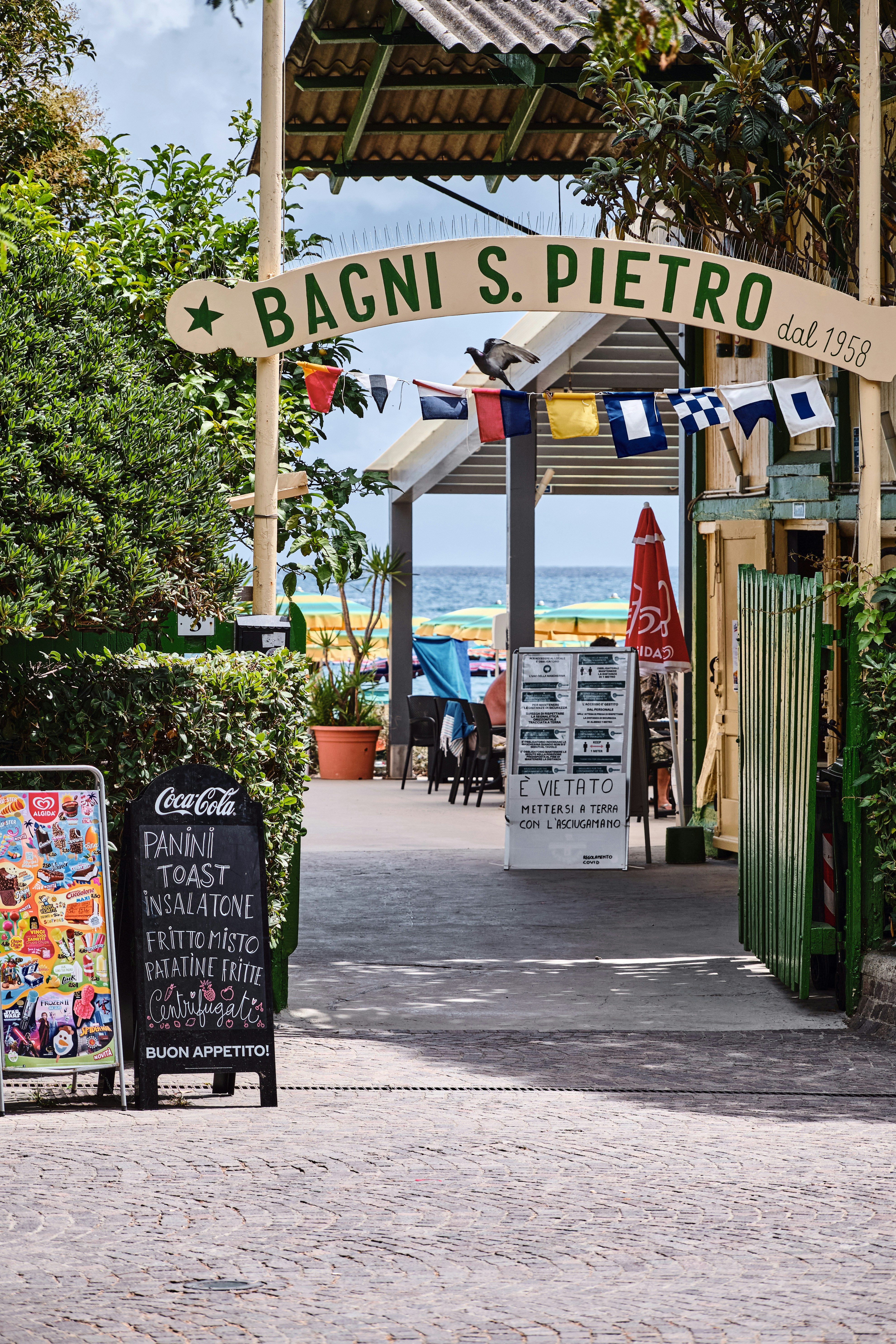 Coastal Café Arch: A welcoming path to the sea