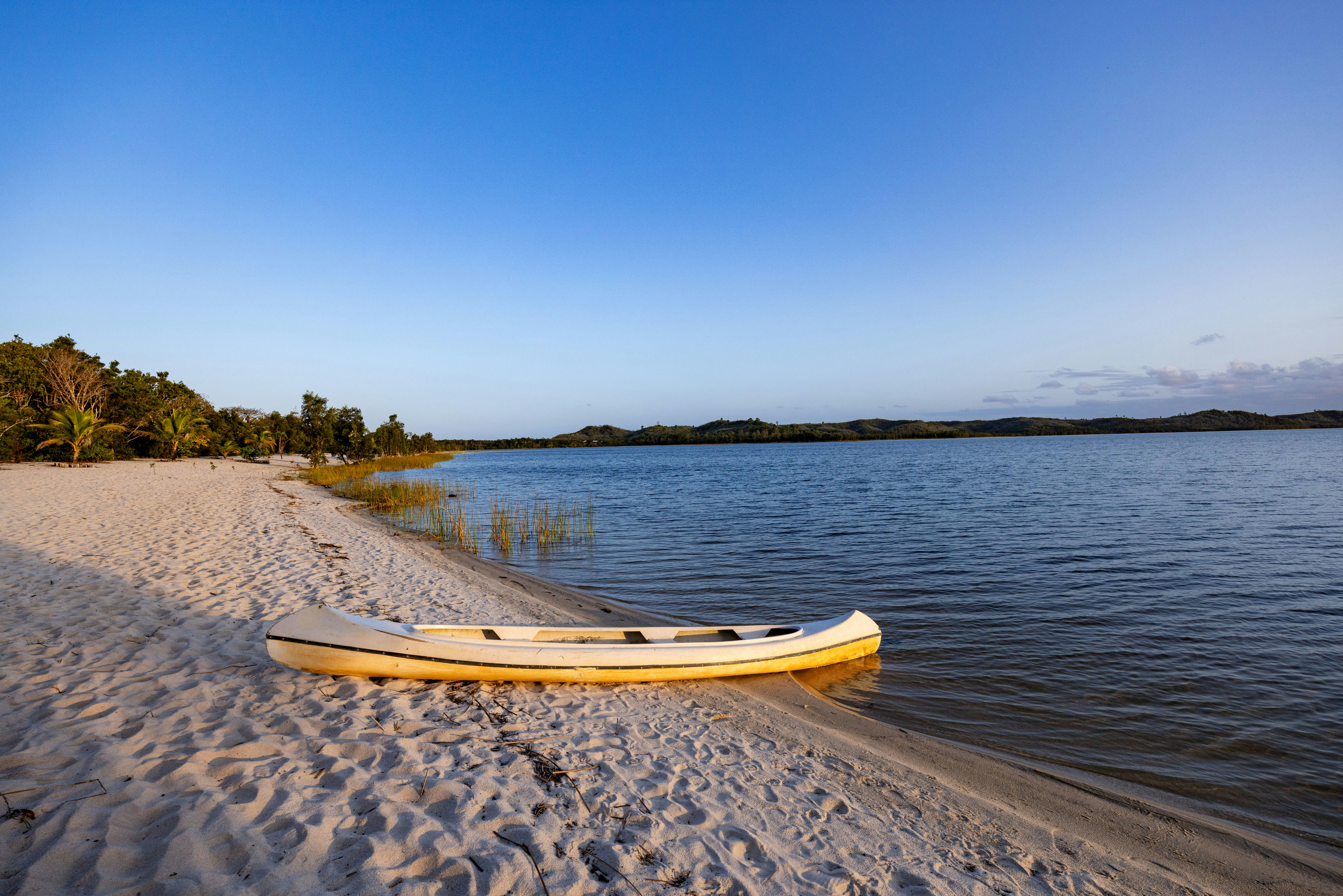 Solitary Boat Resting on a Quiet Seaside Bend at Dusk