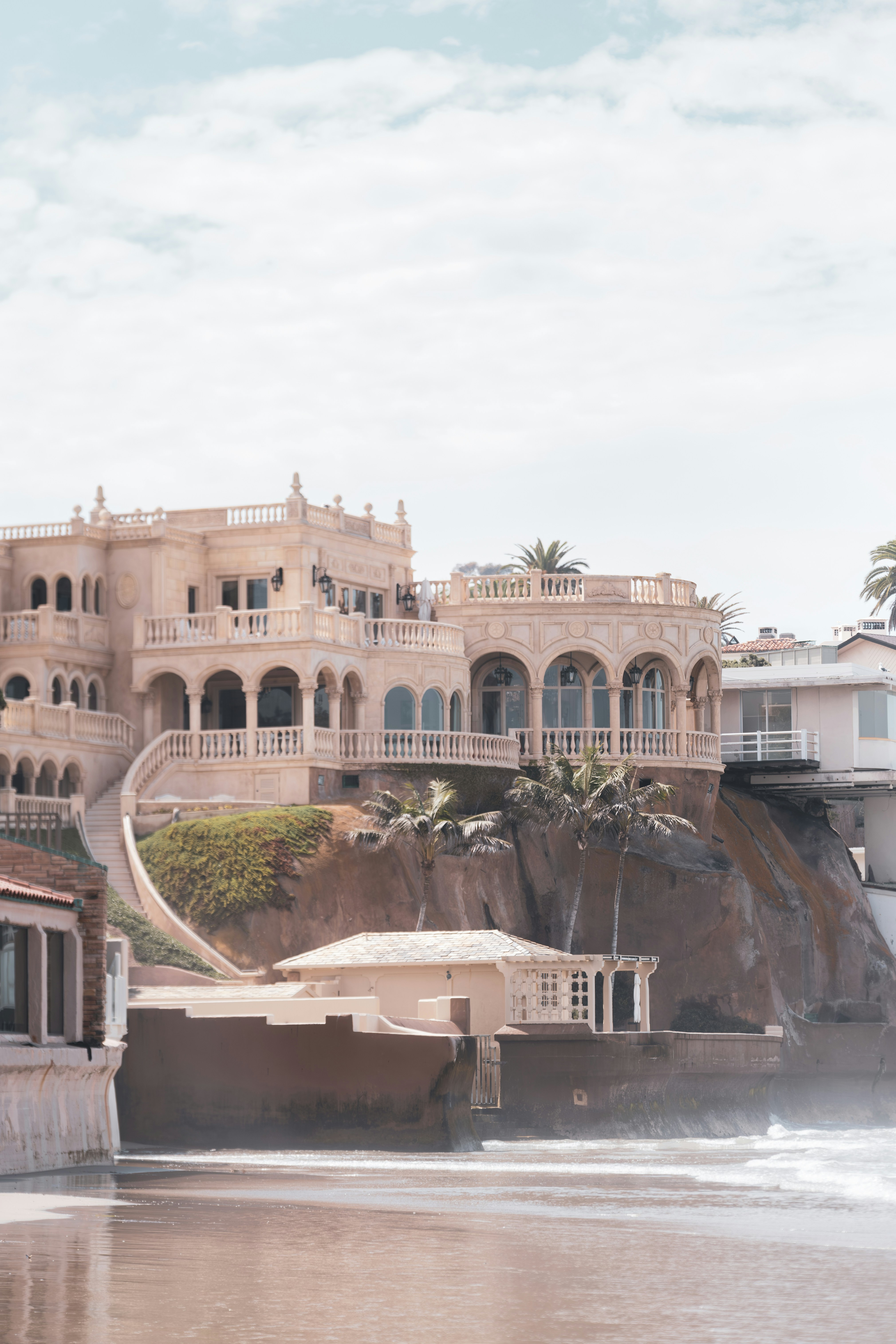 Luxurious Oceanfront Villa Clinging to the Cliff