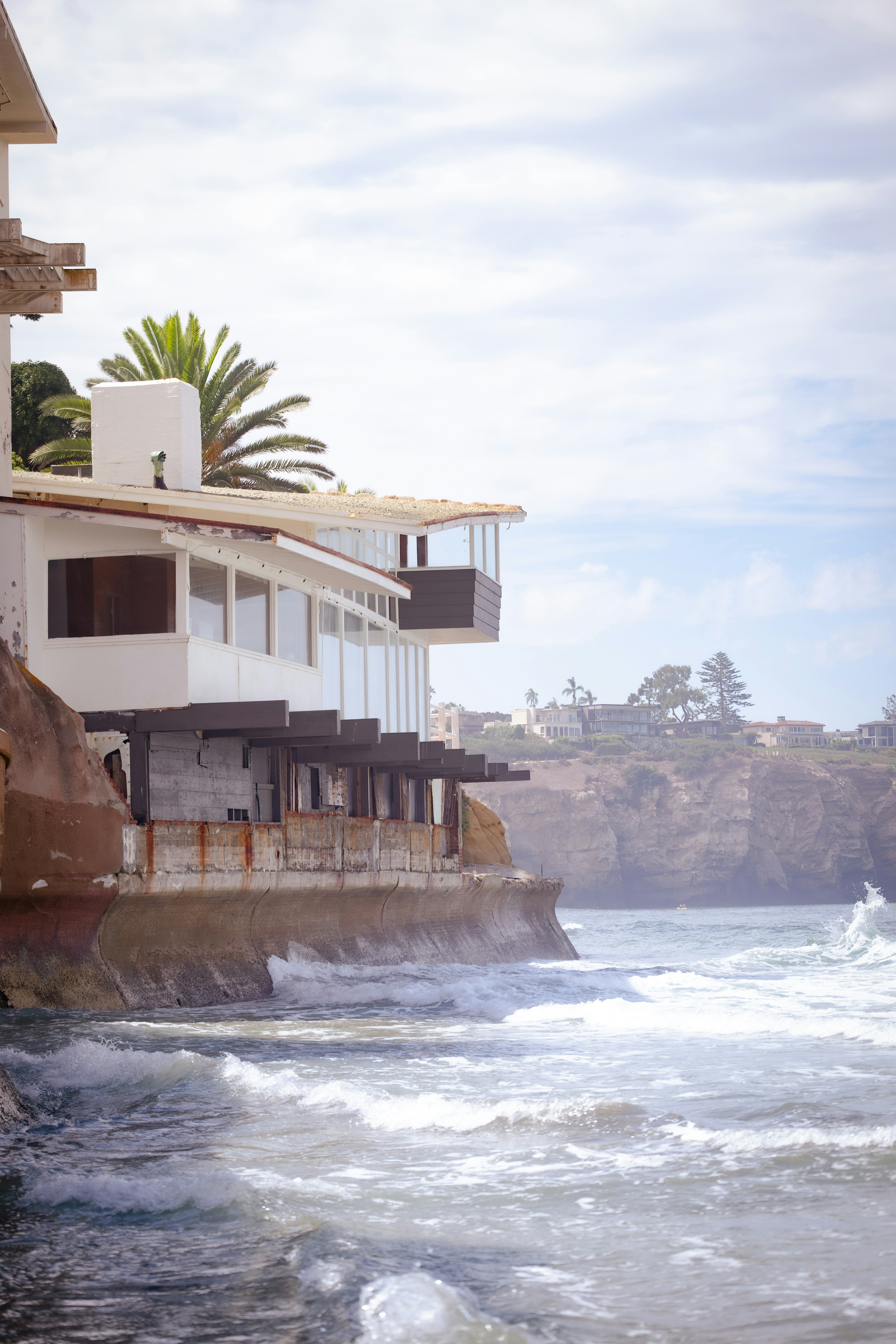 Cliffside Coastal Retreat Overlooking the Surf