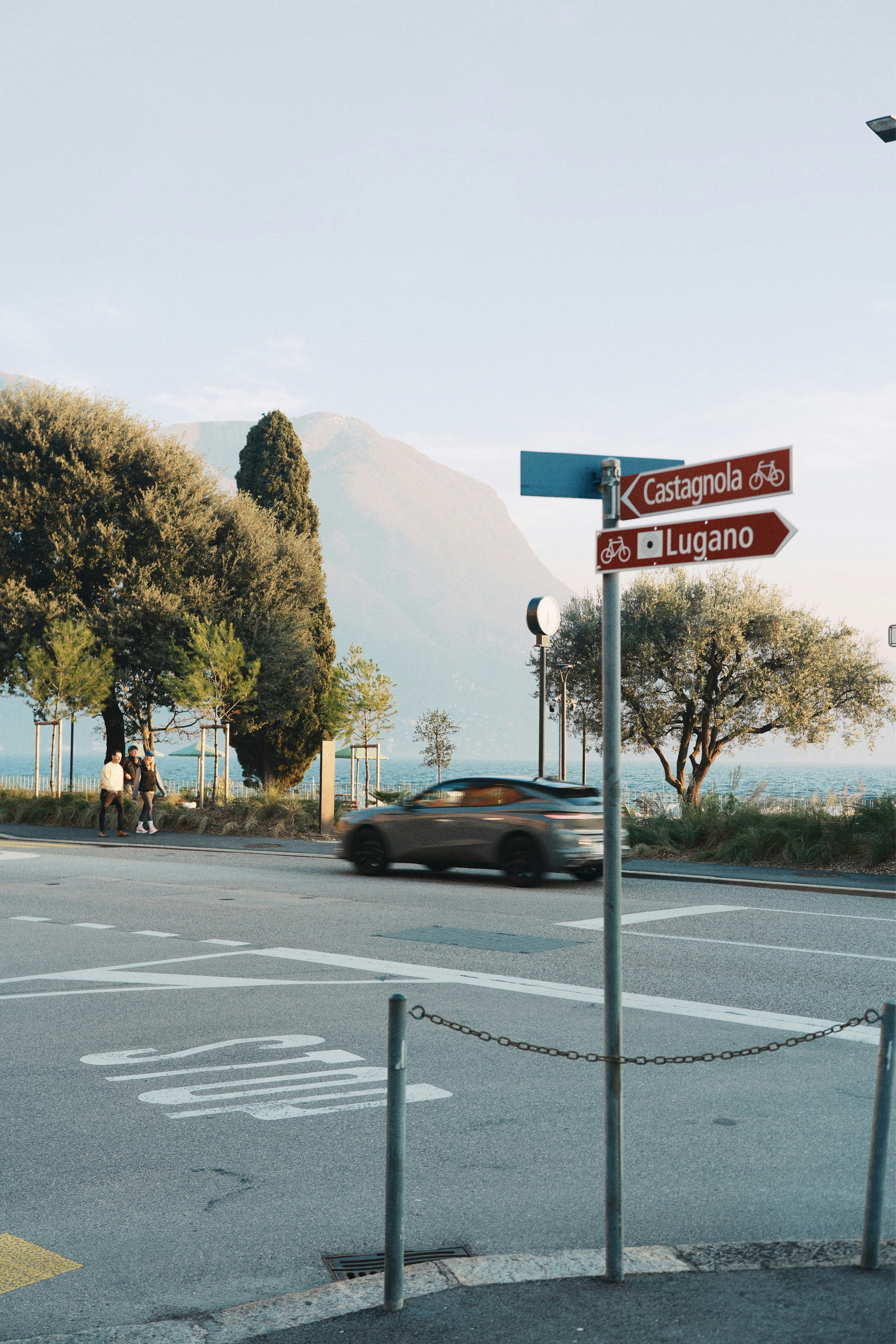 Signpost Overlooking the Coast: Bicycle Route Choices by the Road