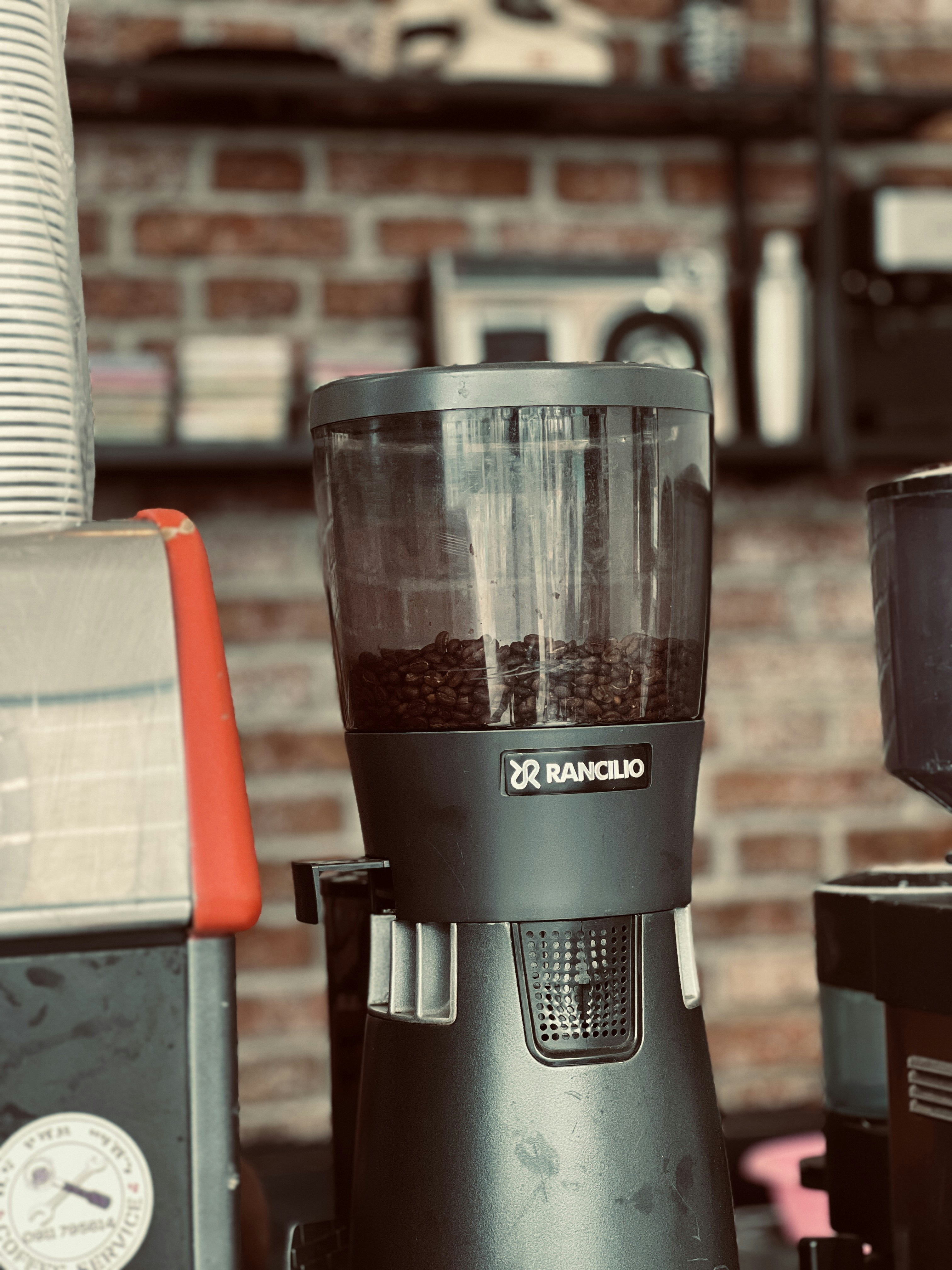 Barista's Pulse: A Close-Up on the Coffee Grind at Point of Brew