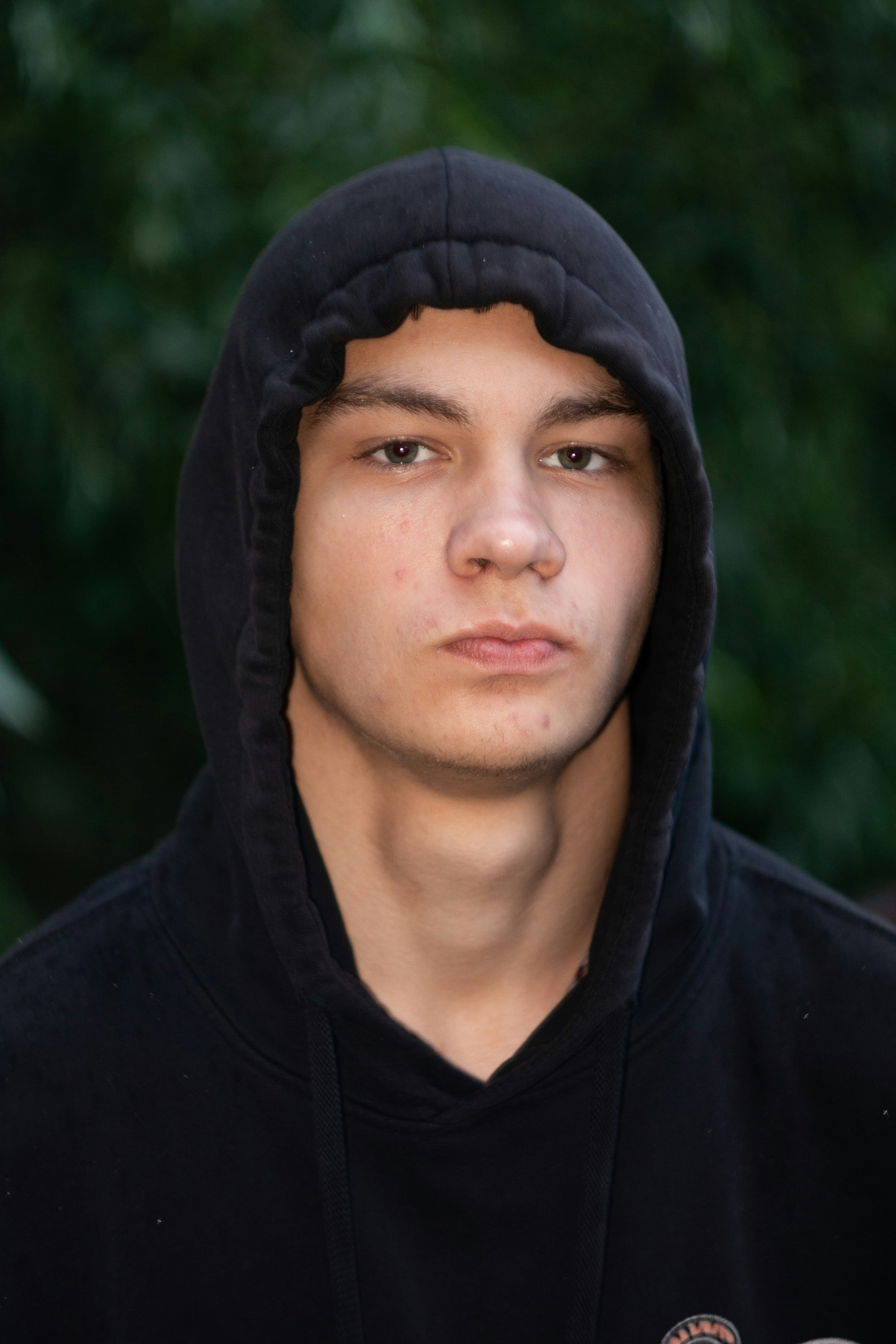 Hooded Focus: A Quiet Gaze Into the Green