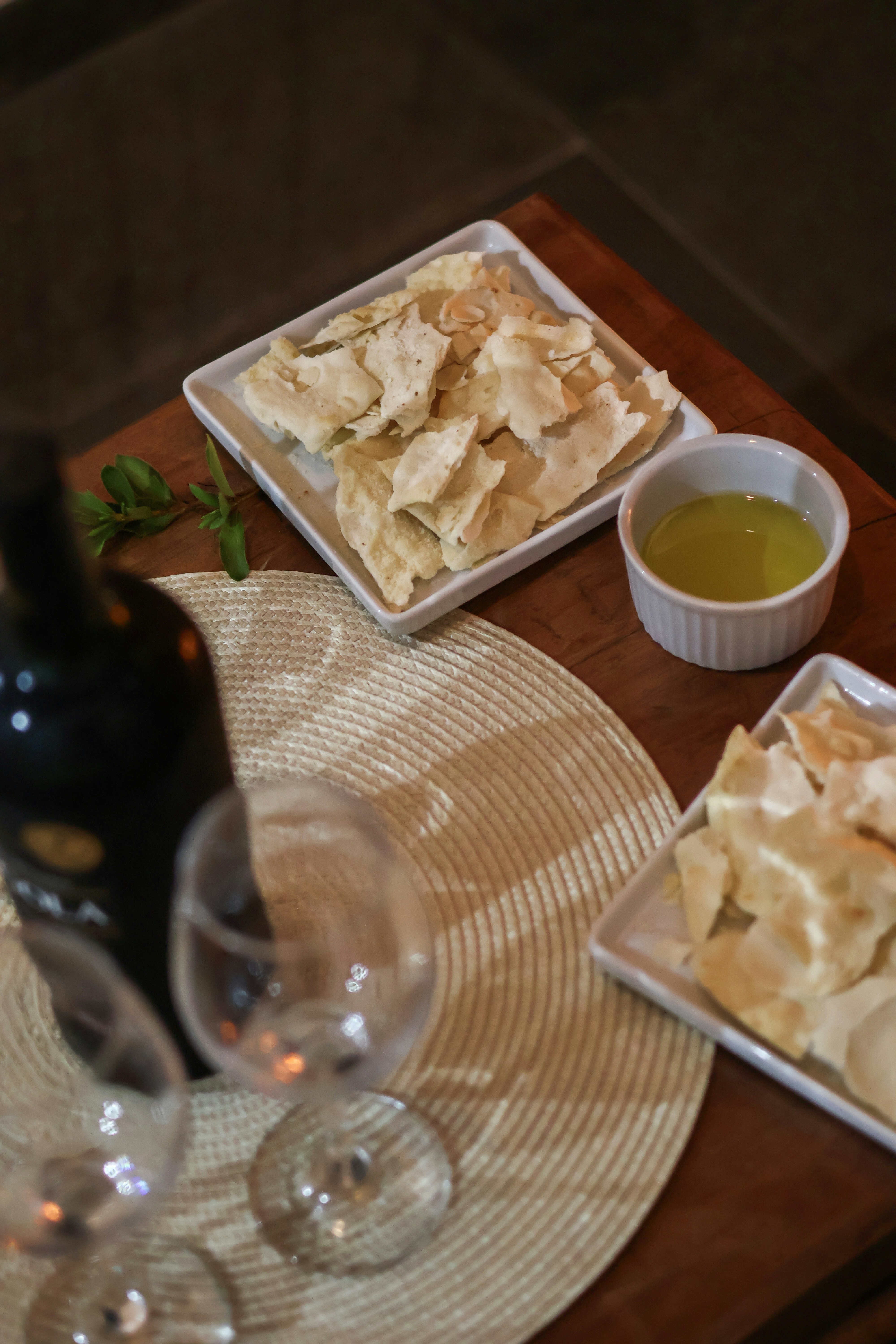 Crunchy tapas and amber oil: a cozy tasting setup