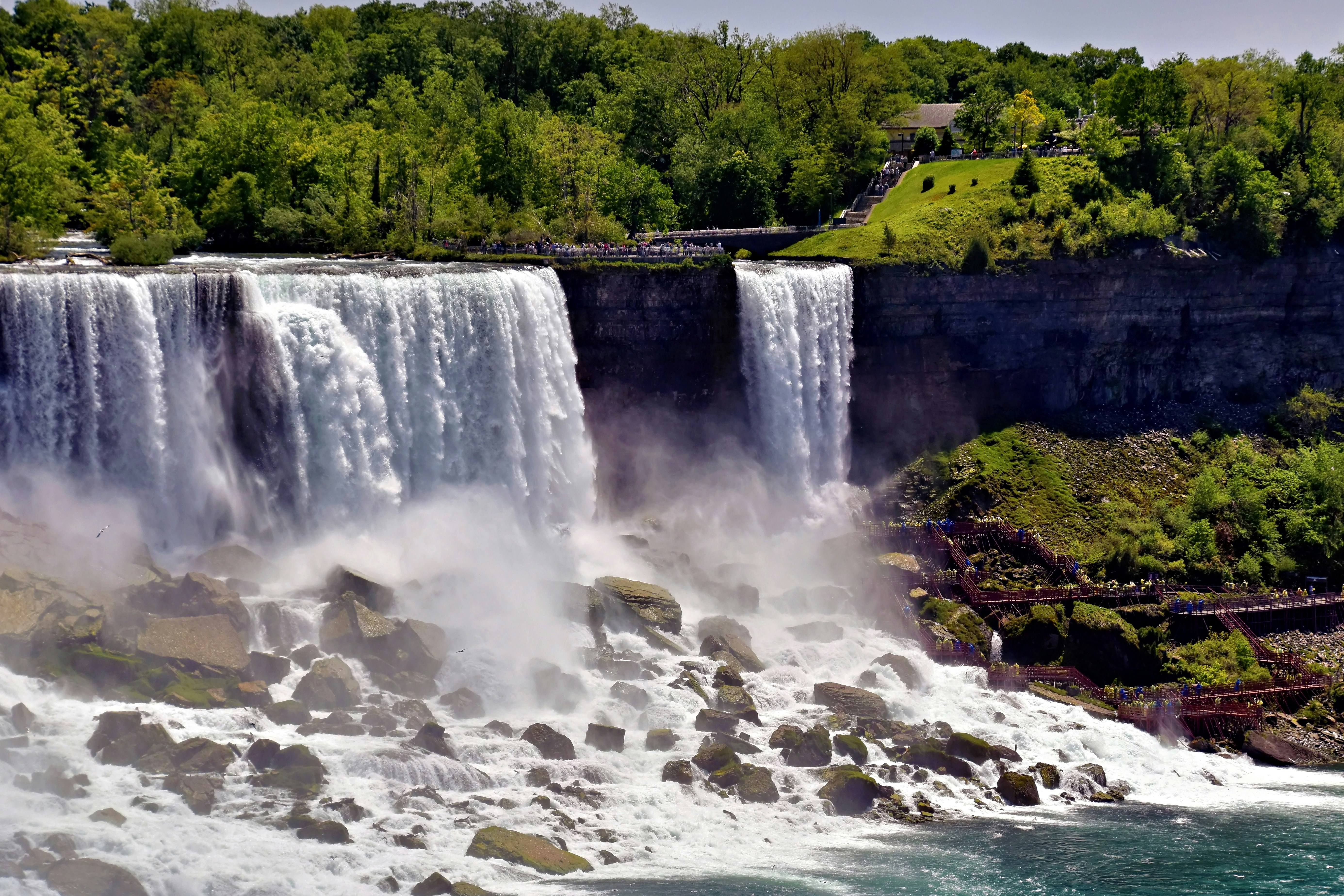 Cascade’s Edge: Green Ridge Overlook and Thundering Falls