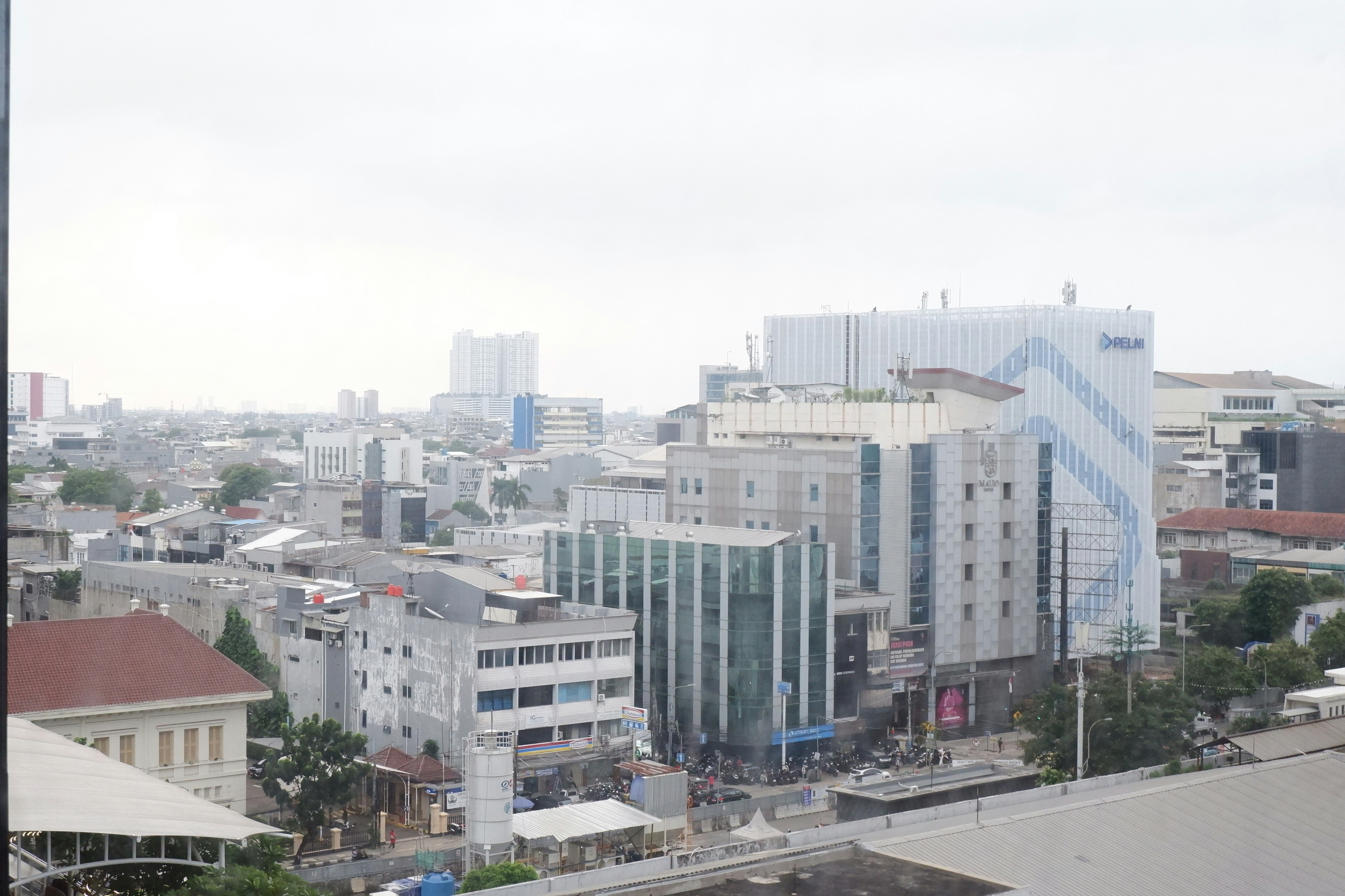 Edge of the City: A Quiet Street Amidst Glass and Concrete