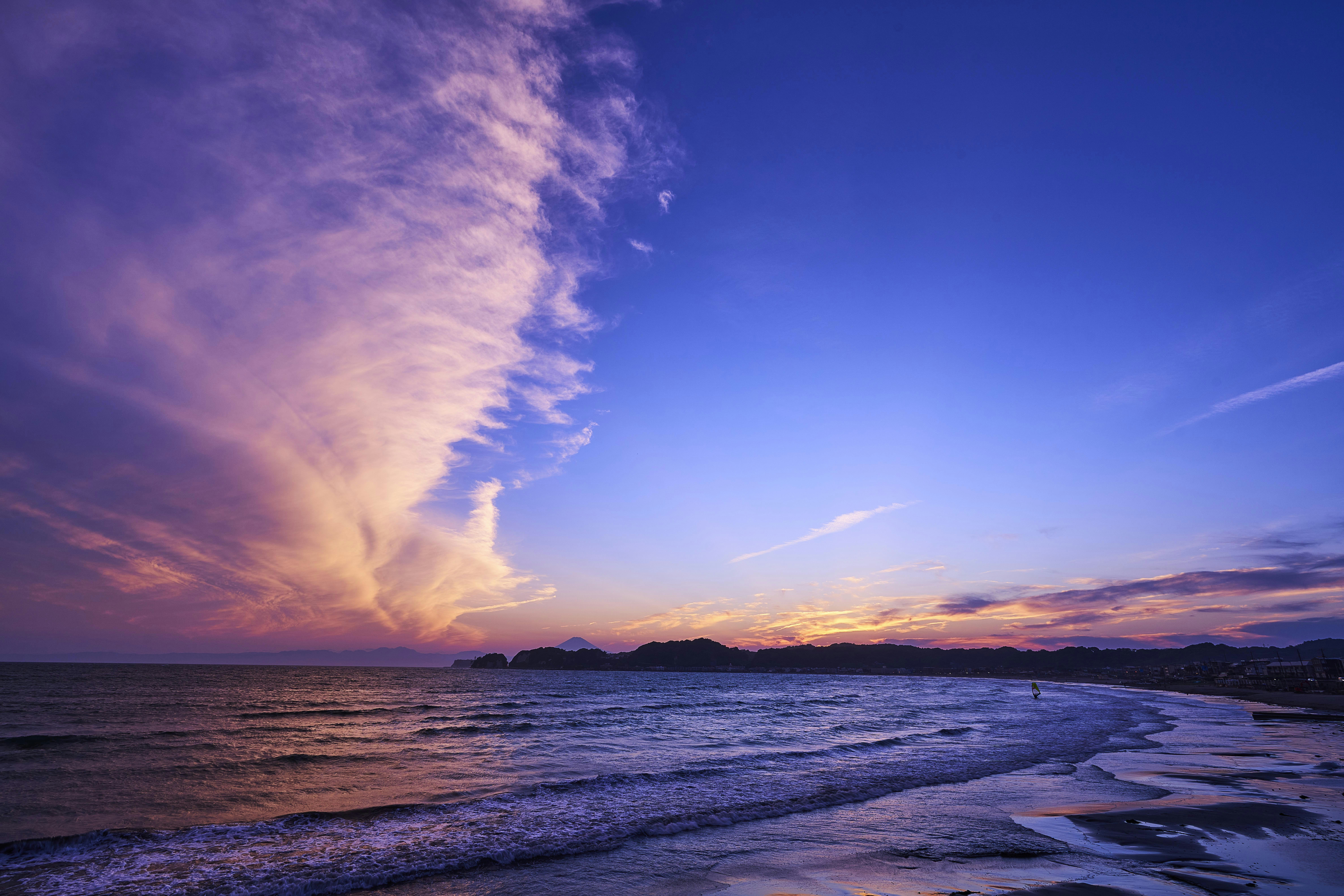 Dusk over the Shimmering Sea: Horizon’s Quiet Fire