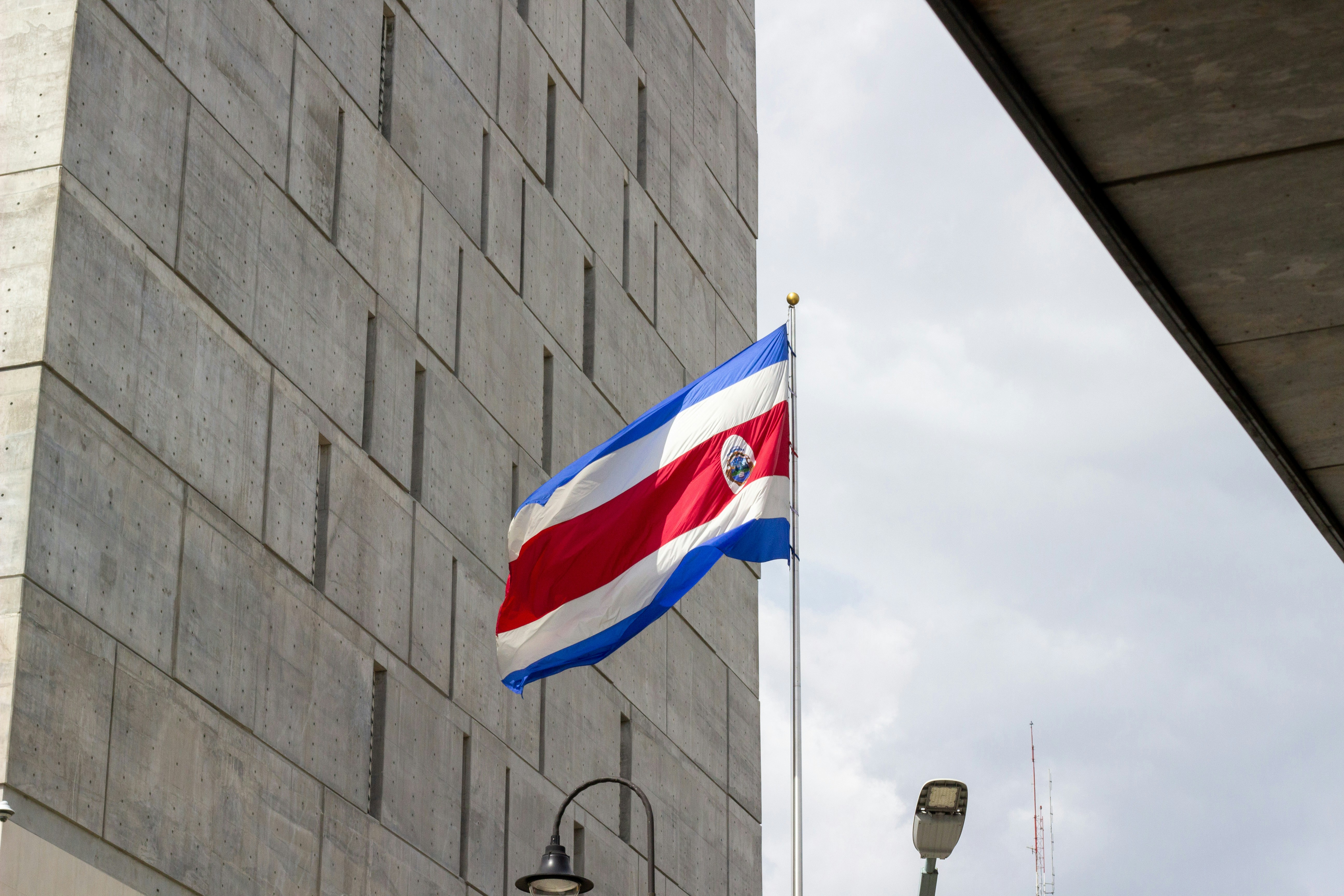 Flag Over Concrete: A City Moment with a Costa Rican Emblem