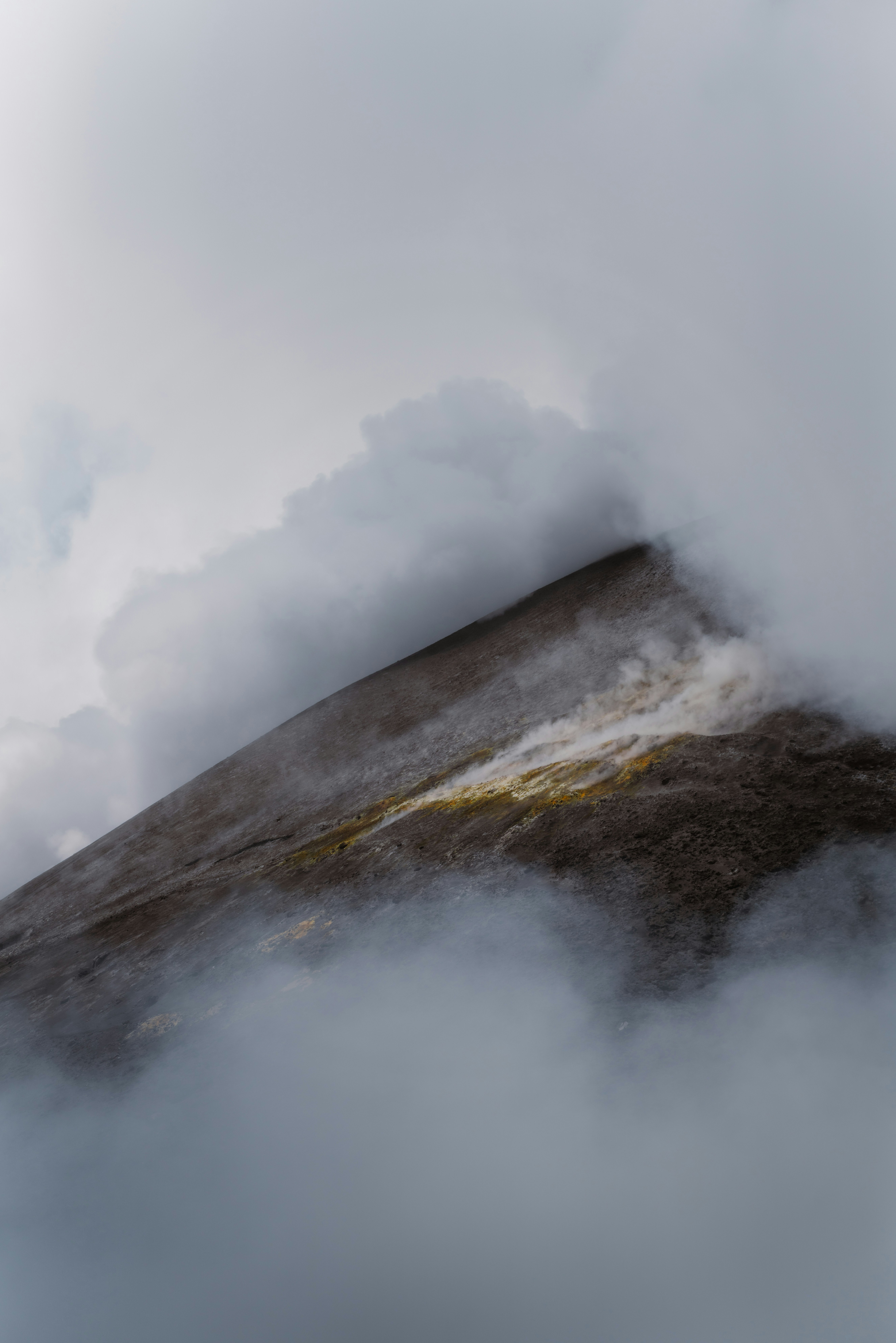 Veil of the Peak: Steam and Stone in Quiet Ascent
