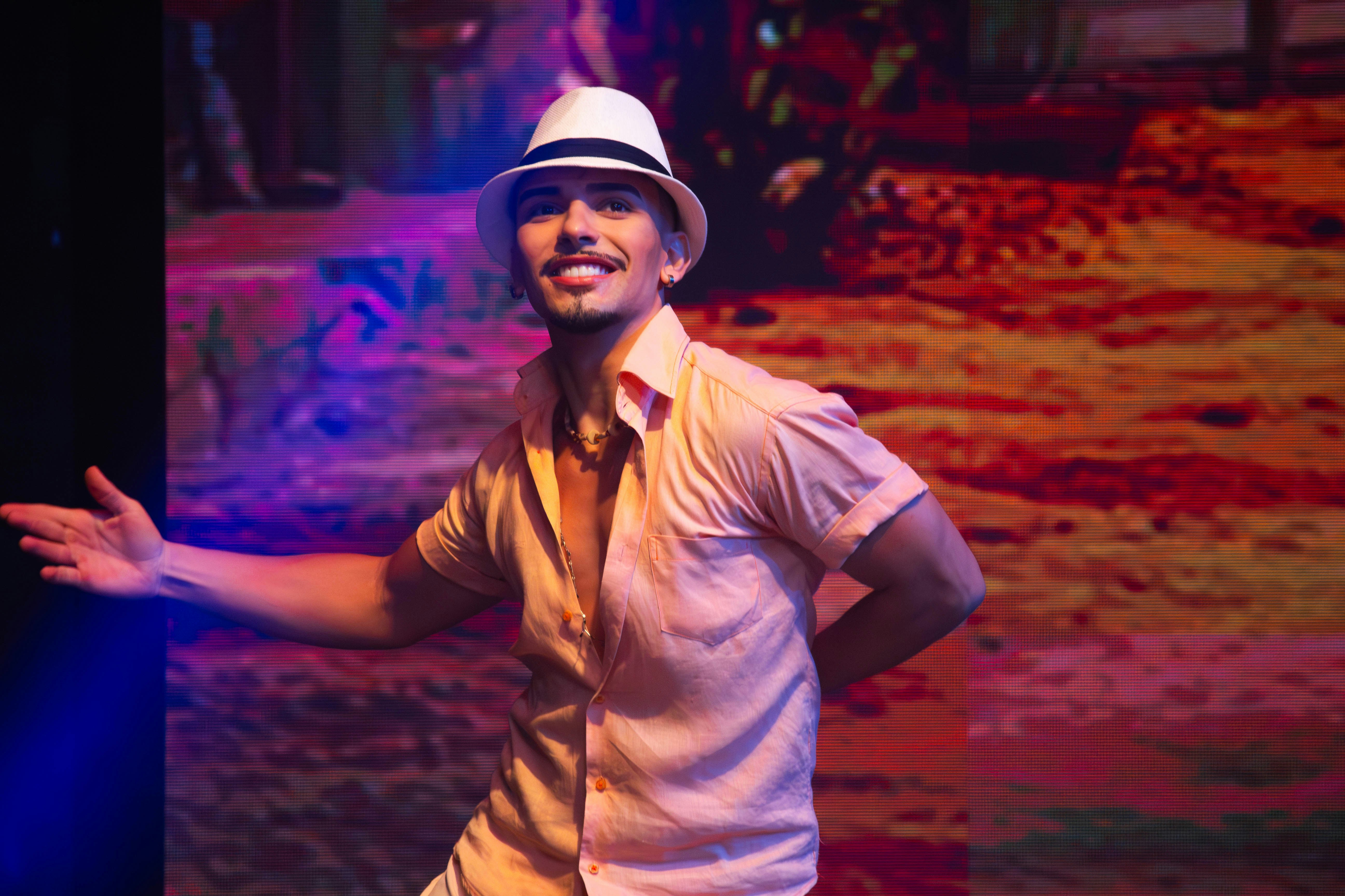 Midfield Groove: A Stage Moment in Color