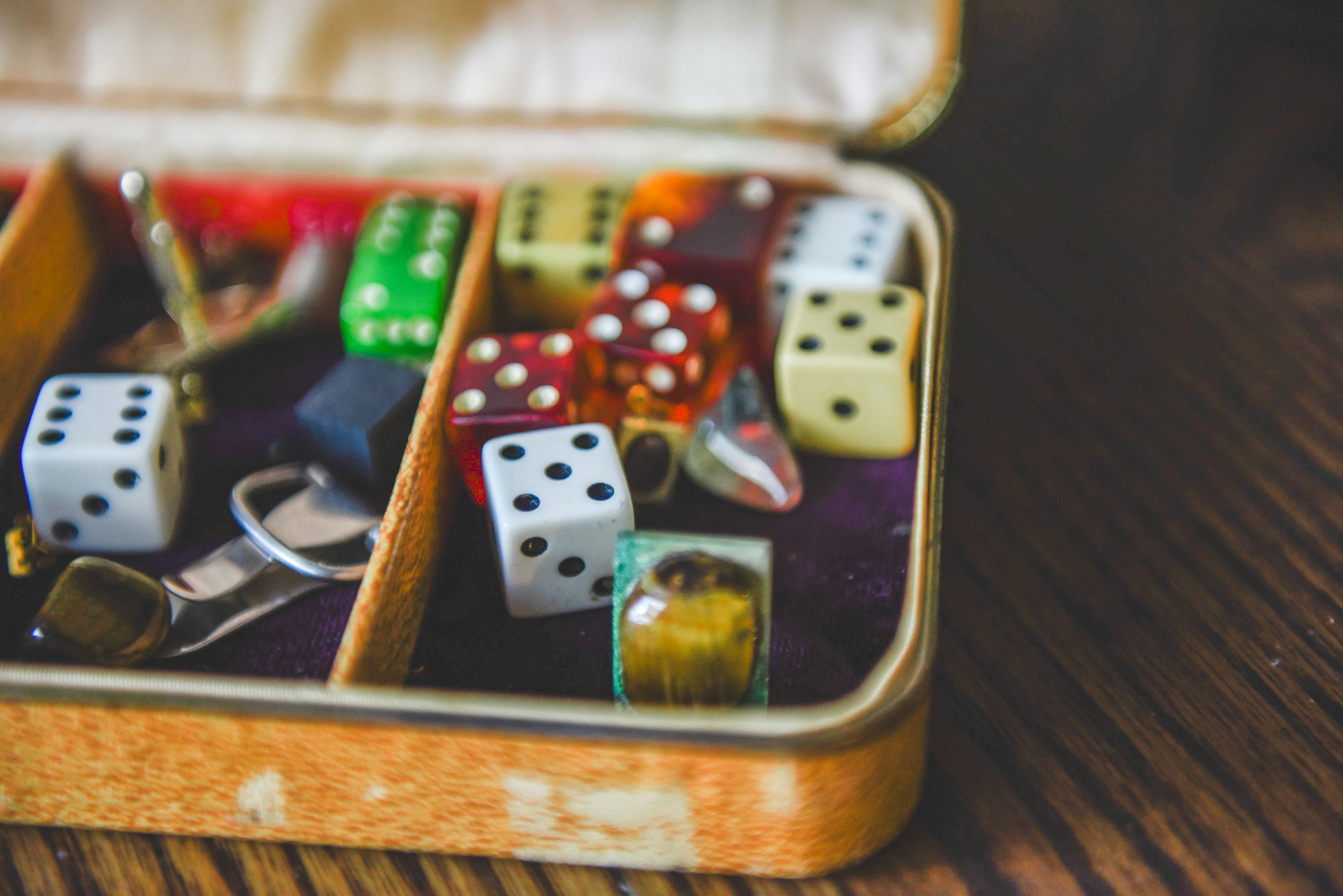 Dice Box in Focus: Rich Colors and Wooden Nook