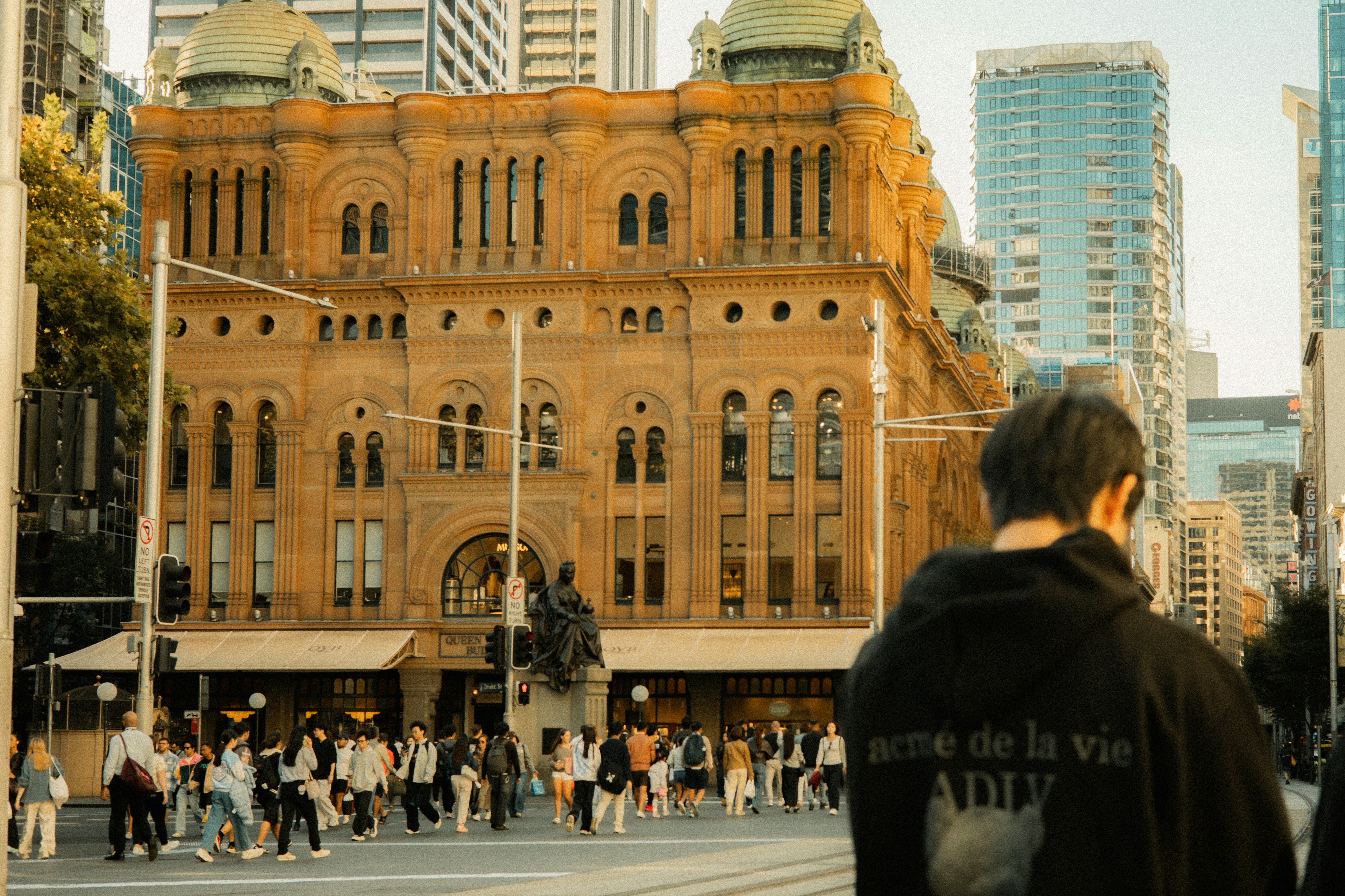 A City Runner in Focus: Pedestrian Pulse Before a Historic Facade