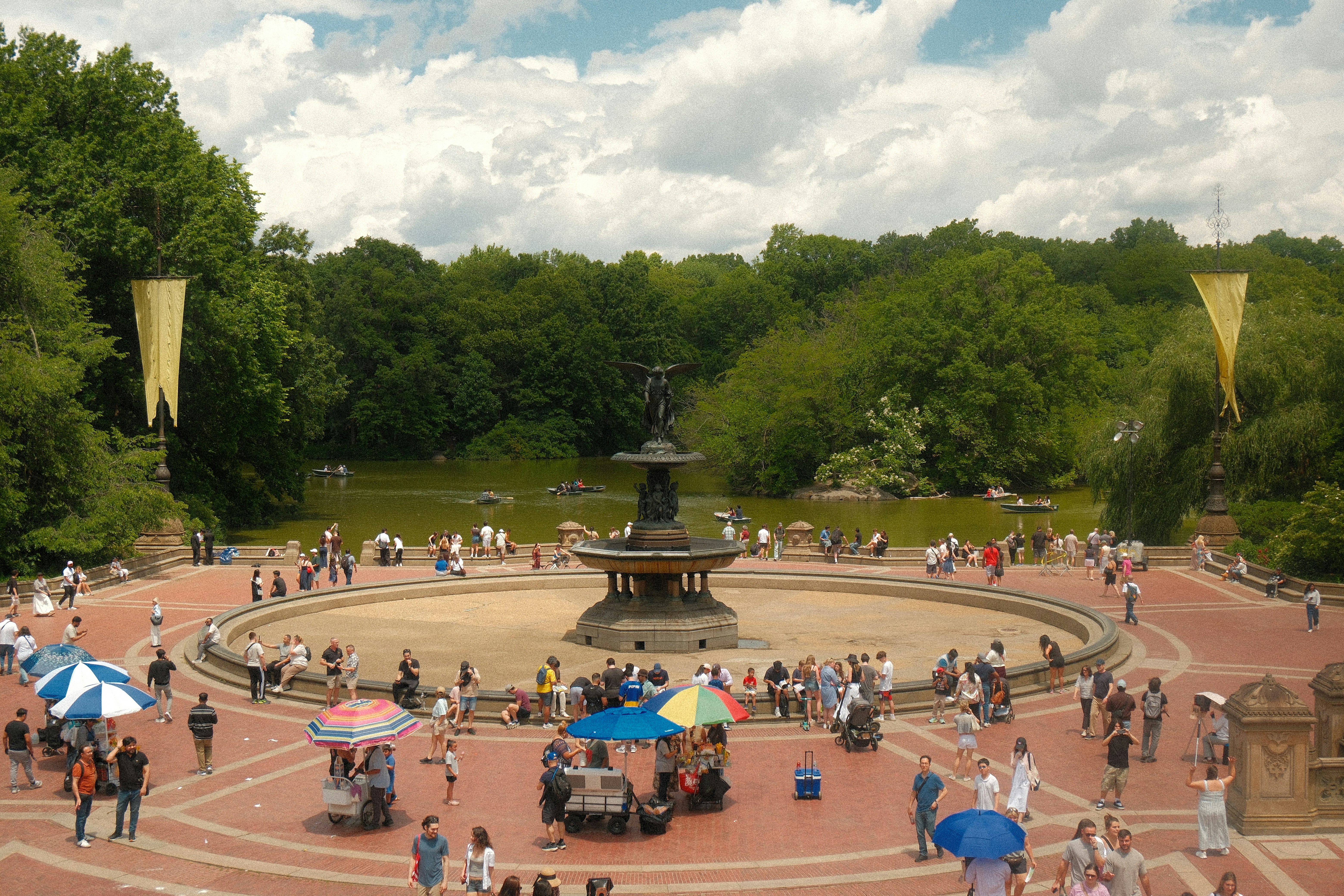 Center Fountain Motion: A Crowded Plaza Comes Alive
