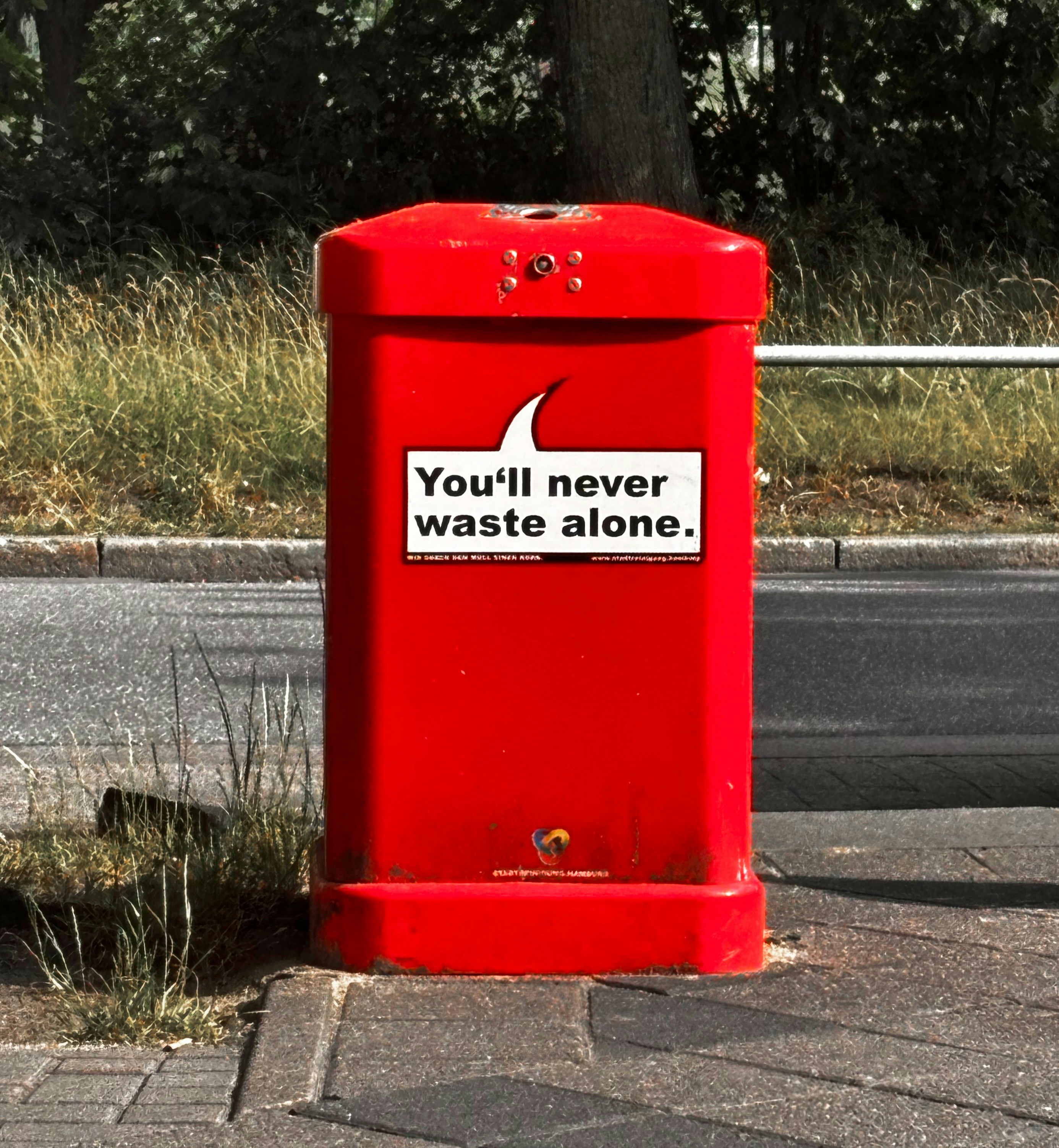 Red Box, Quiet Message: A Street-Cide Scene
