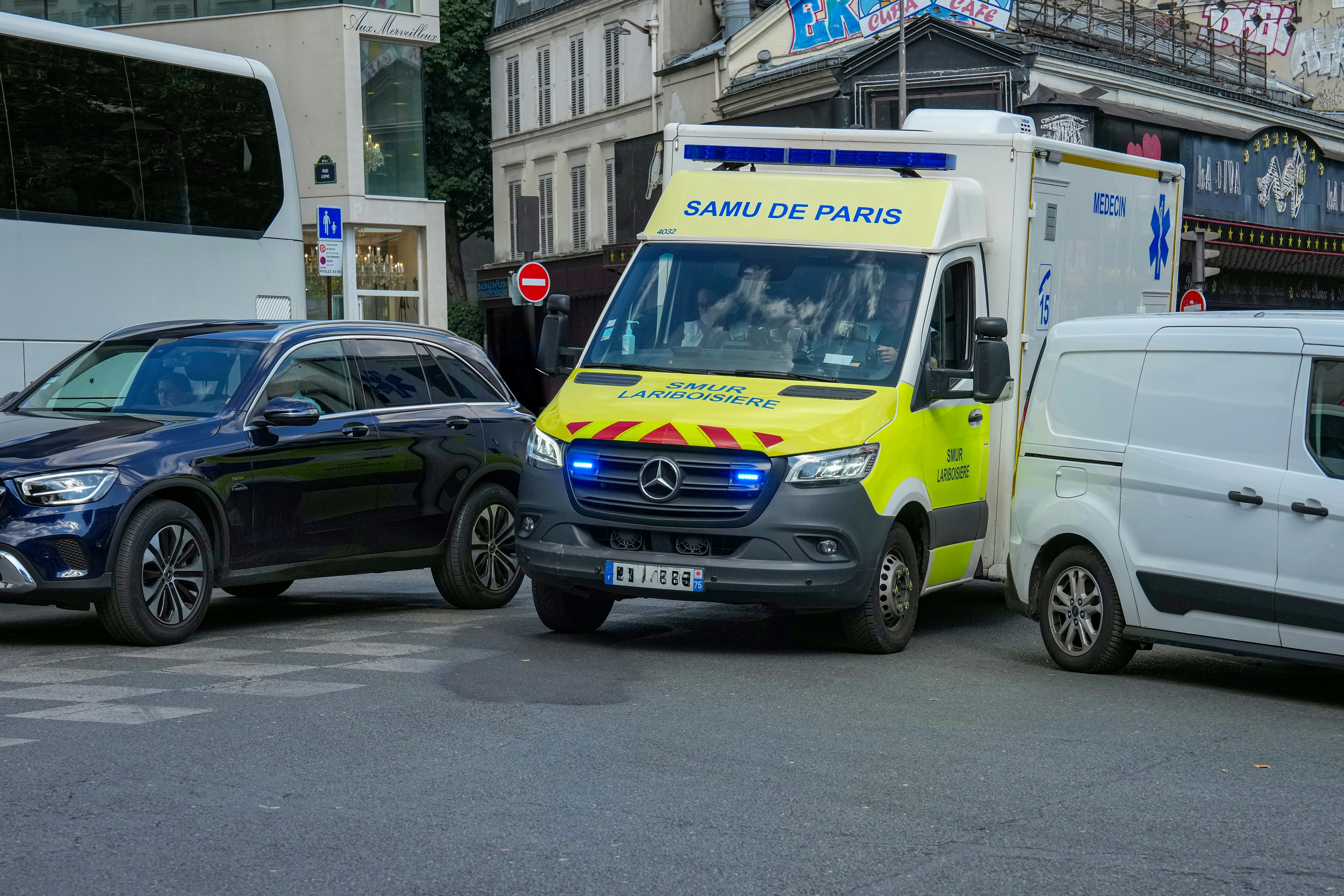 Samu de Paris: Yellow and Blue Lifeline in a Narrow City Street