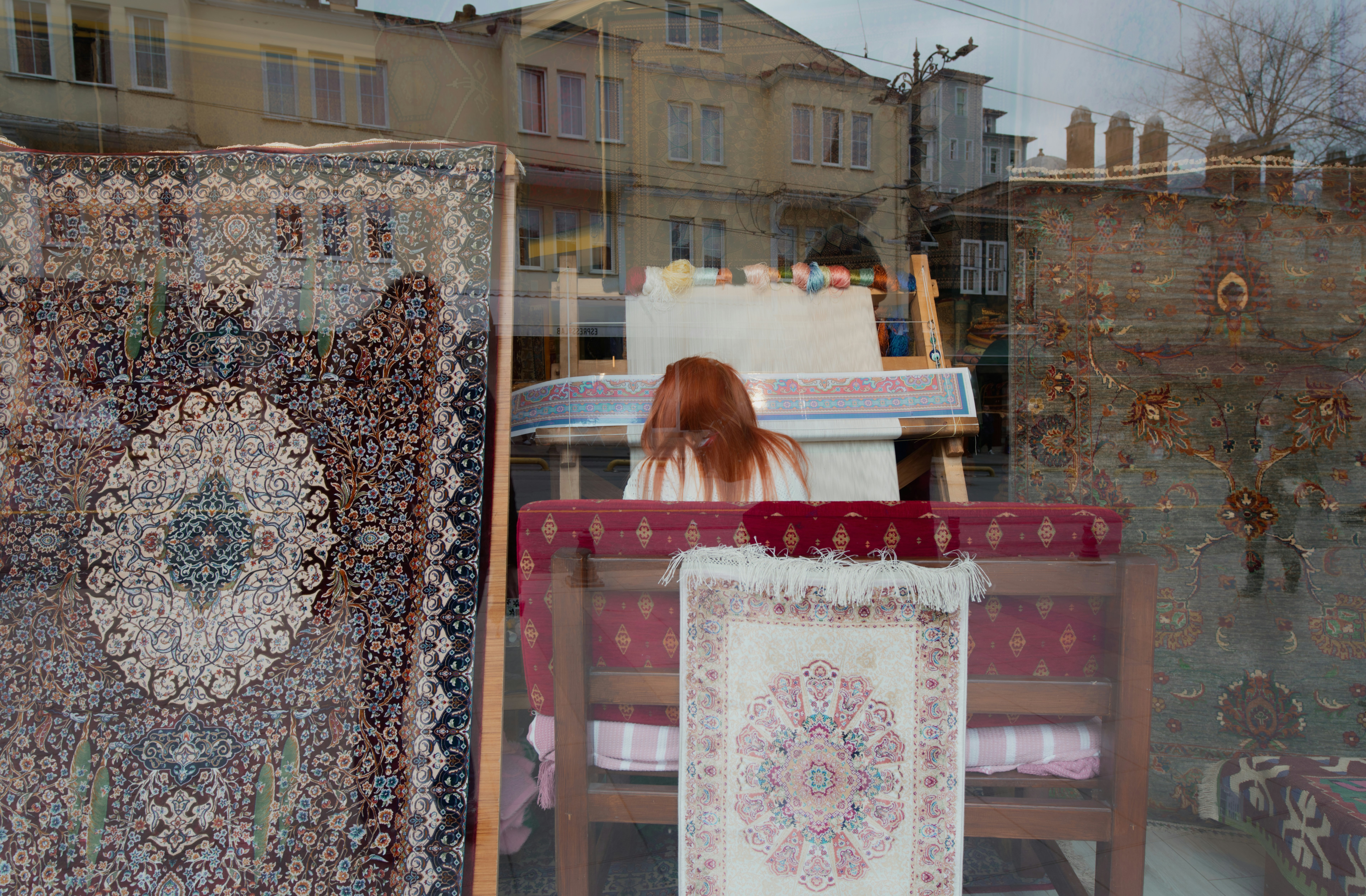 Piano-Store Window: Threads, Carpets, and a Hidden Player