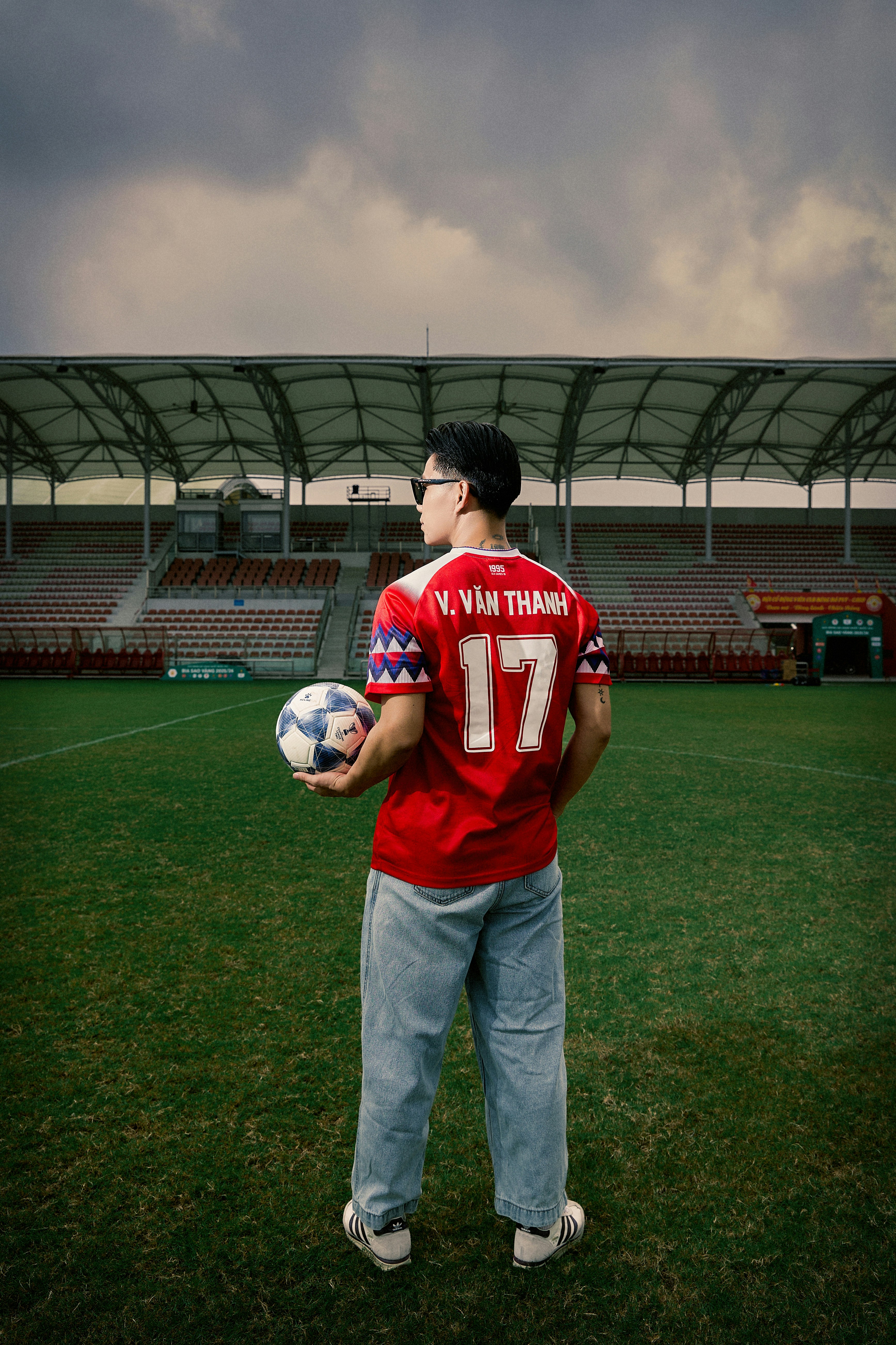 Red jersey, green field: portrait of a soccer player facing away