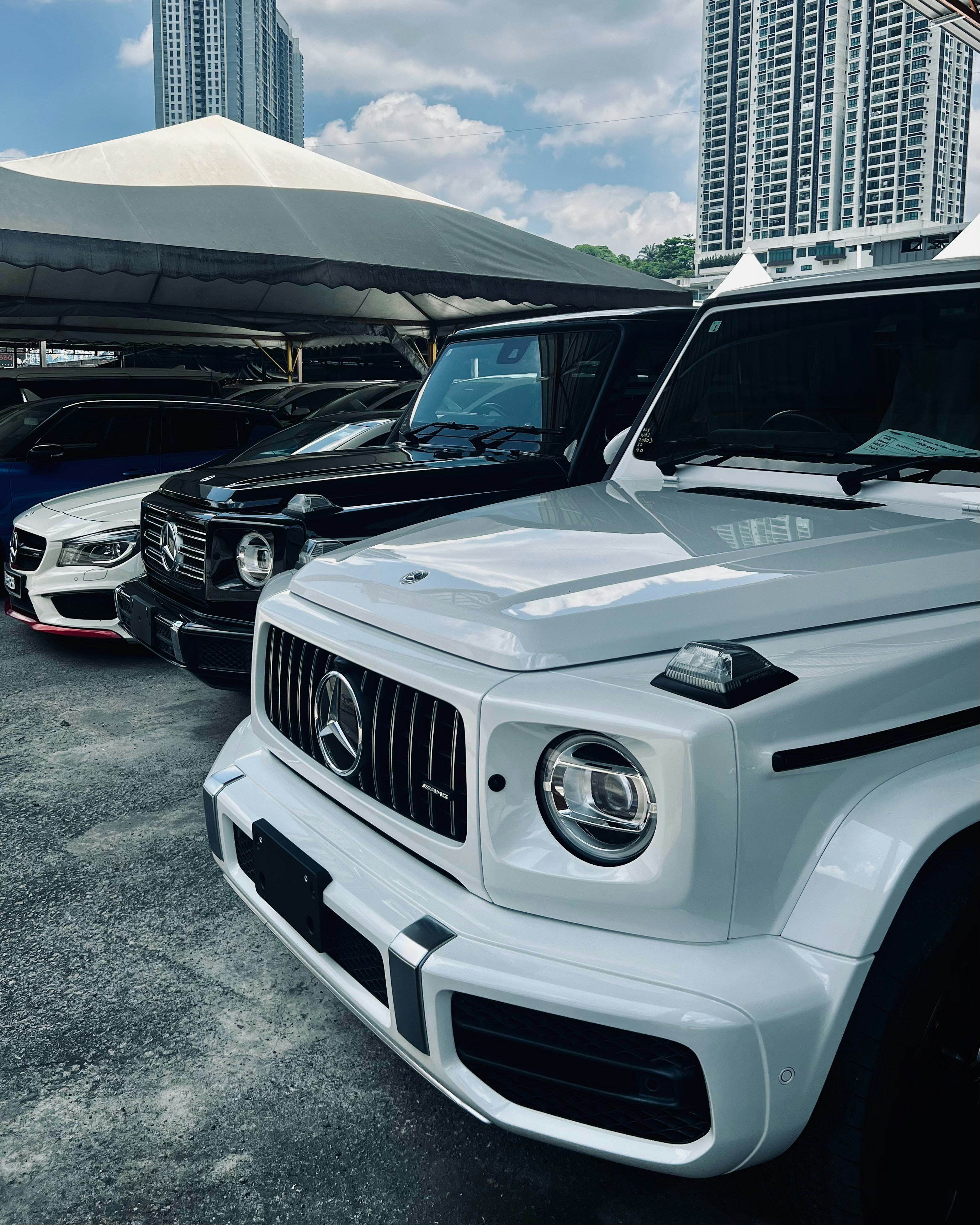 Front-Row Luxury: Mercedes and IM Peerline SUVs Under Urban Canopy