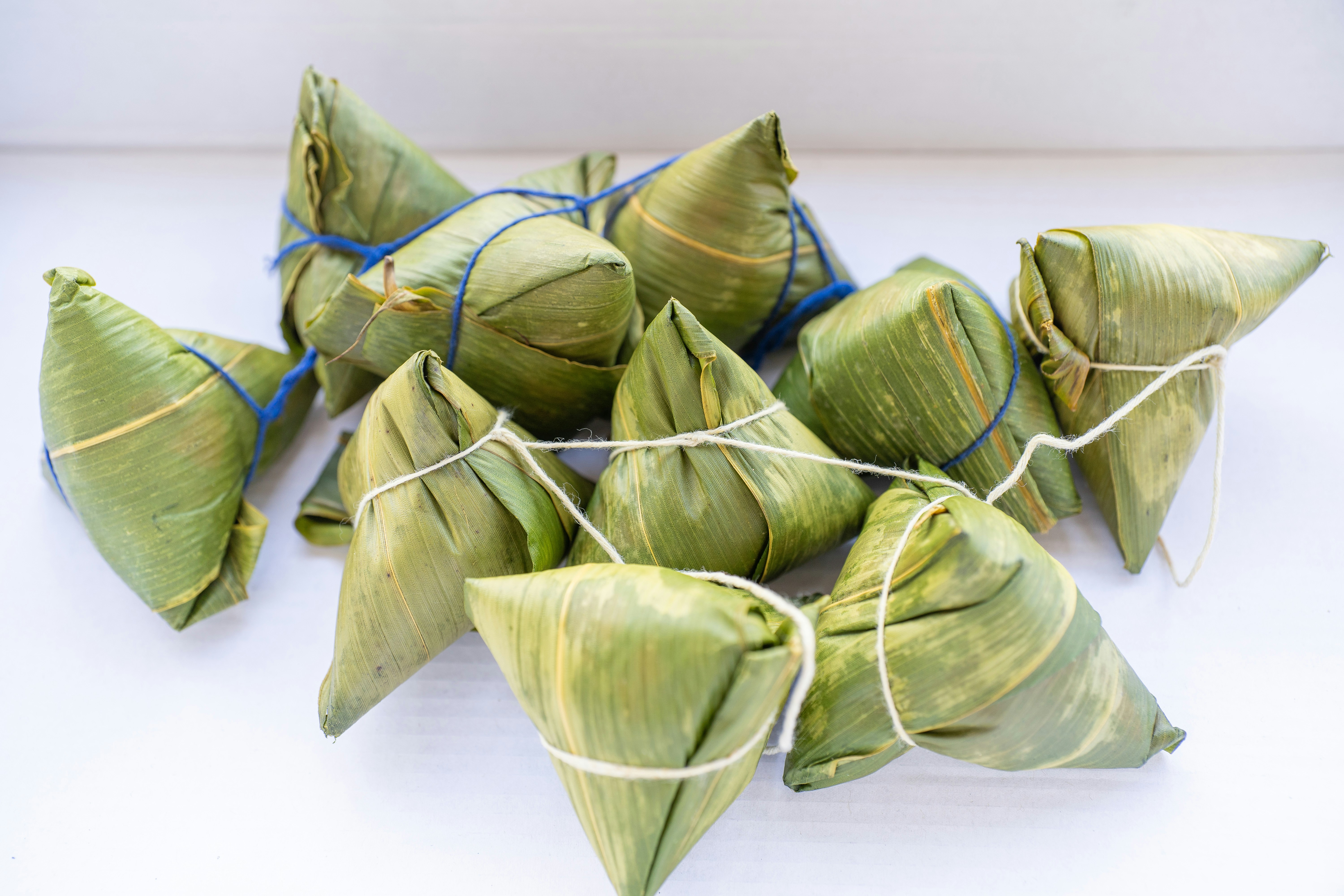 Zesty Leaf-Wrapped Triangles: A Collective of Traditional Snack Parcels