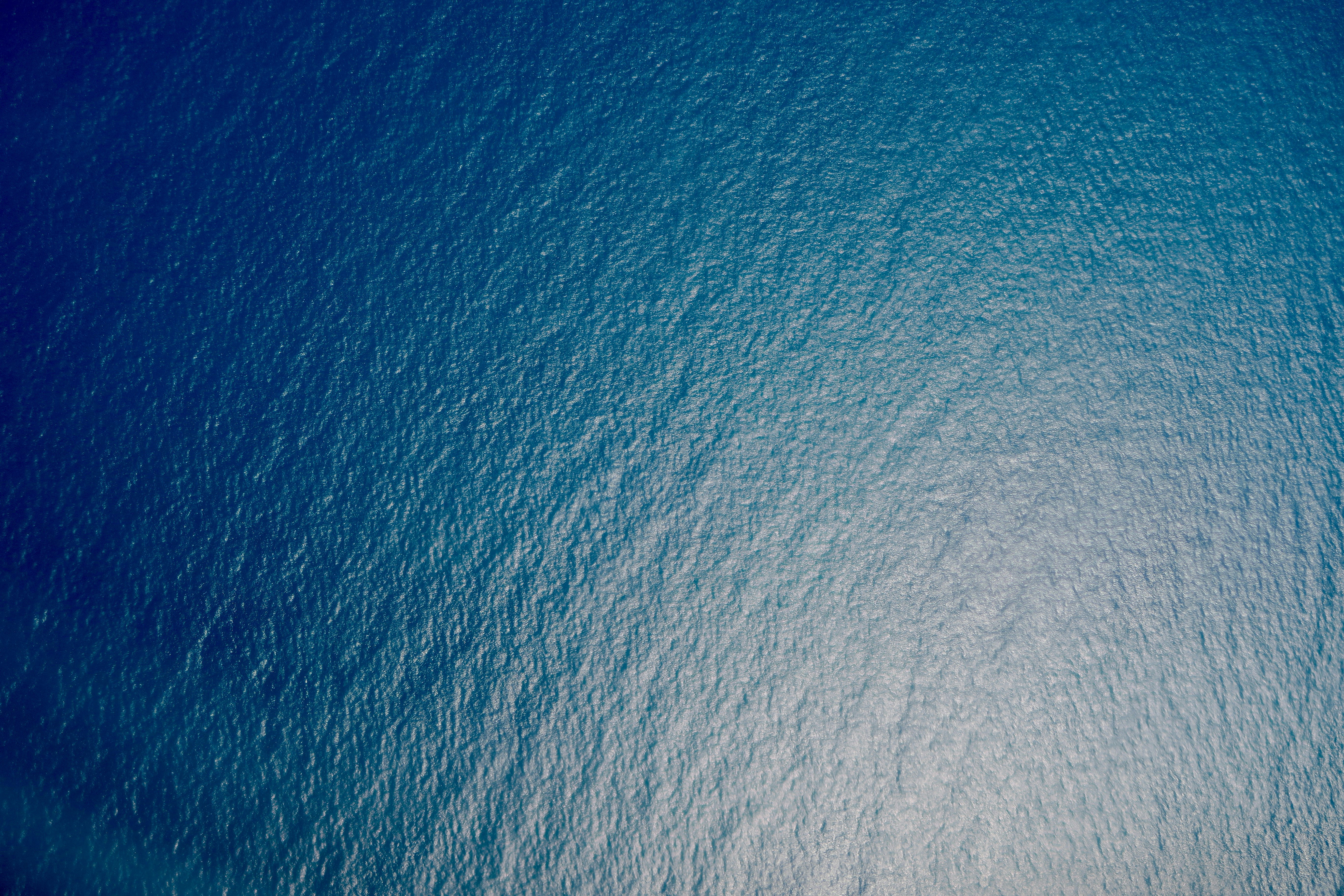 Gradient Ocean Streak: A Quiet Light Over Blue Depths