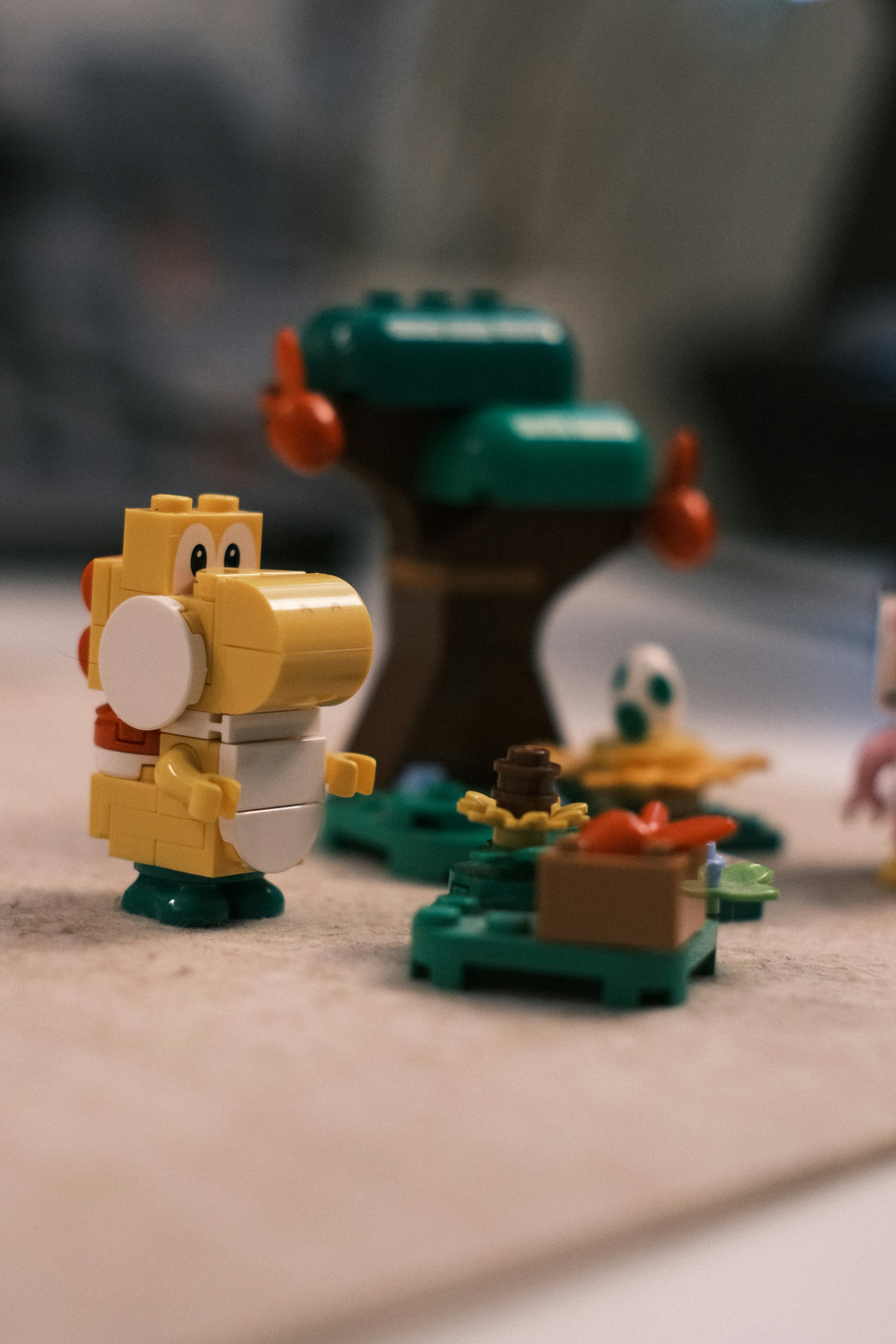 Brick-Built Bento: A Tiny Yellow Hero Stands Guard Over a Mini Scene