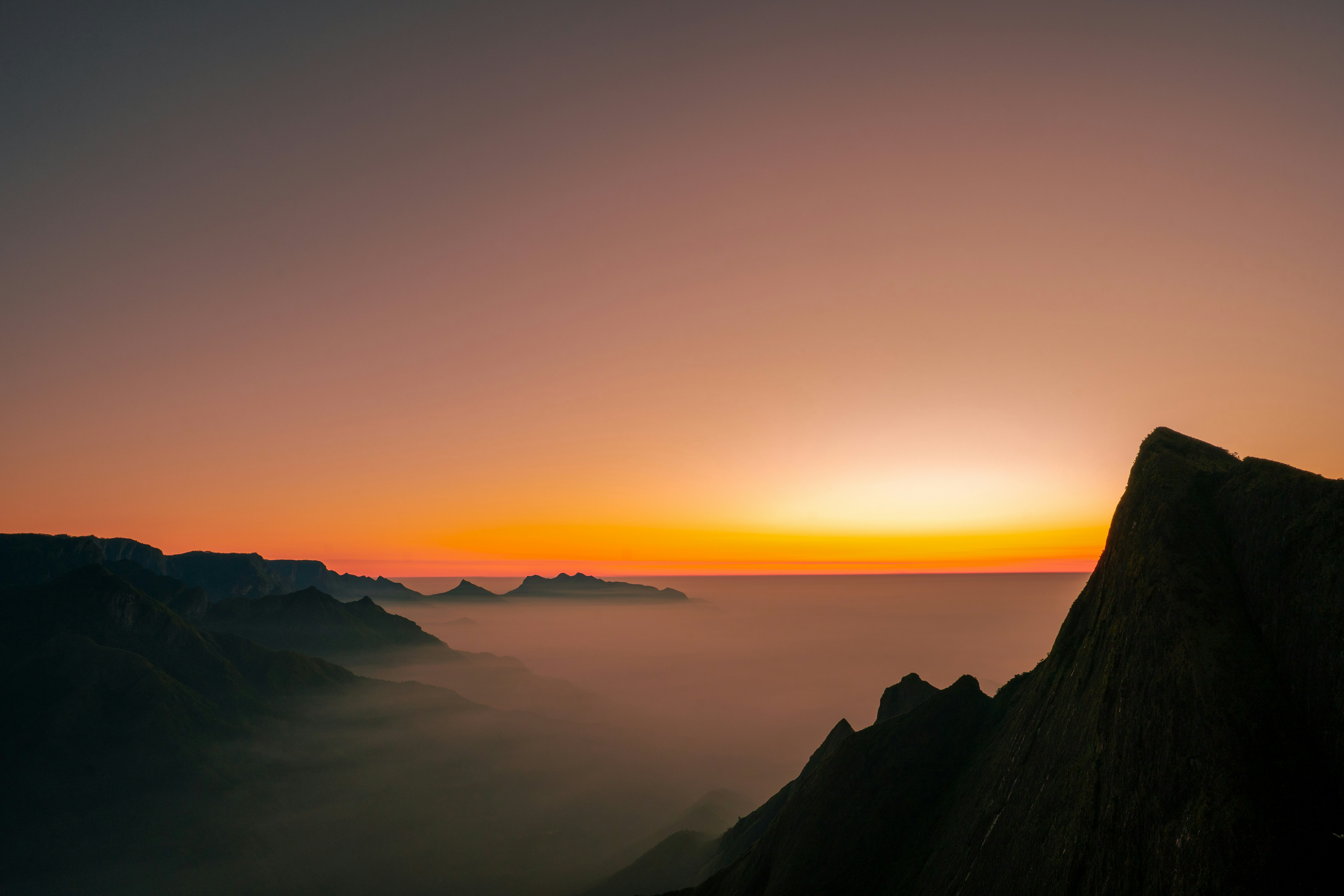 Sunrise over a Silent Ridge: A Sea of Clouds Beneath the Peak
