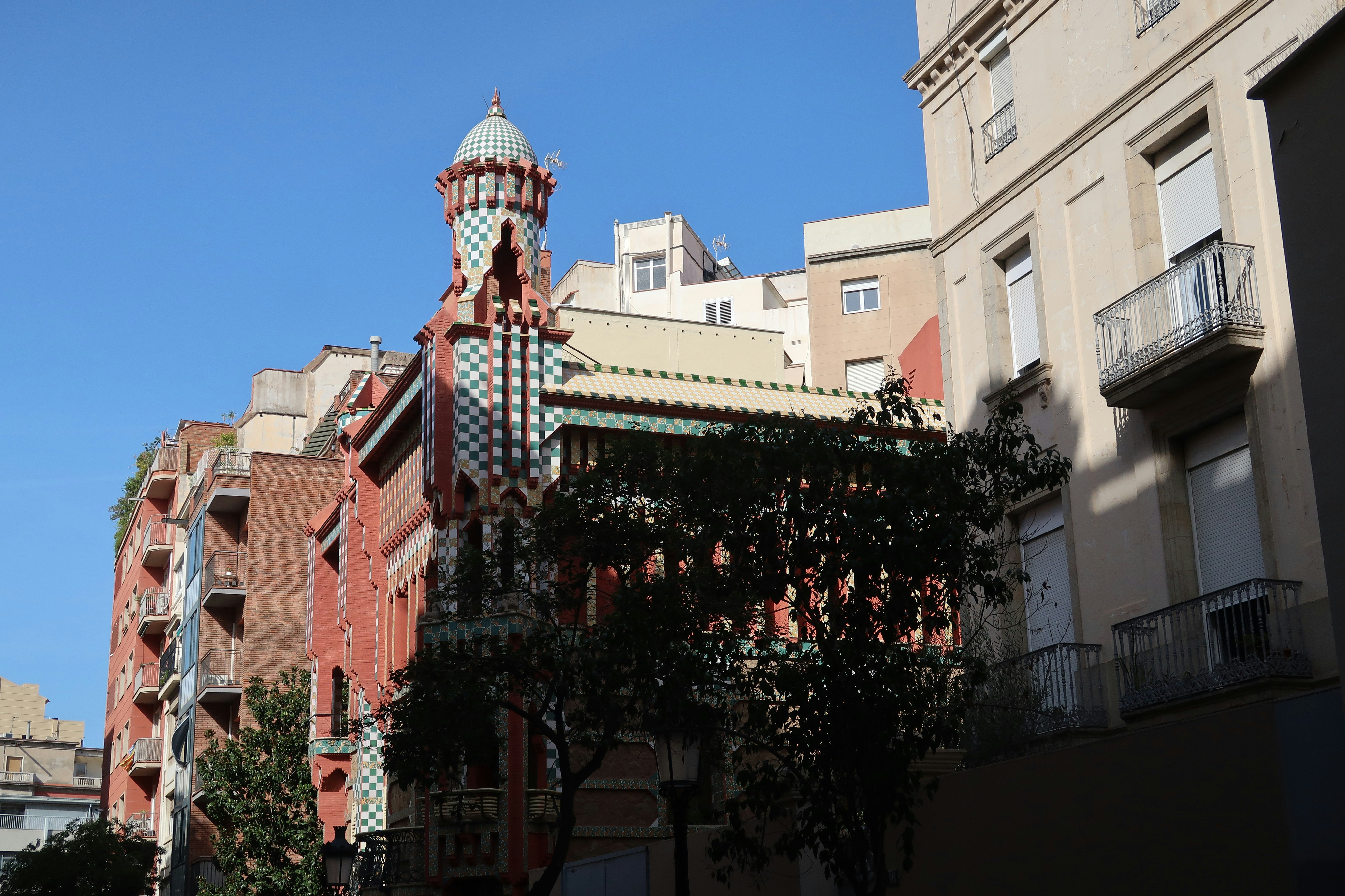 Arquitectura de azulejos y torreón en la calle soleada