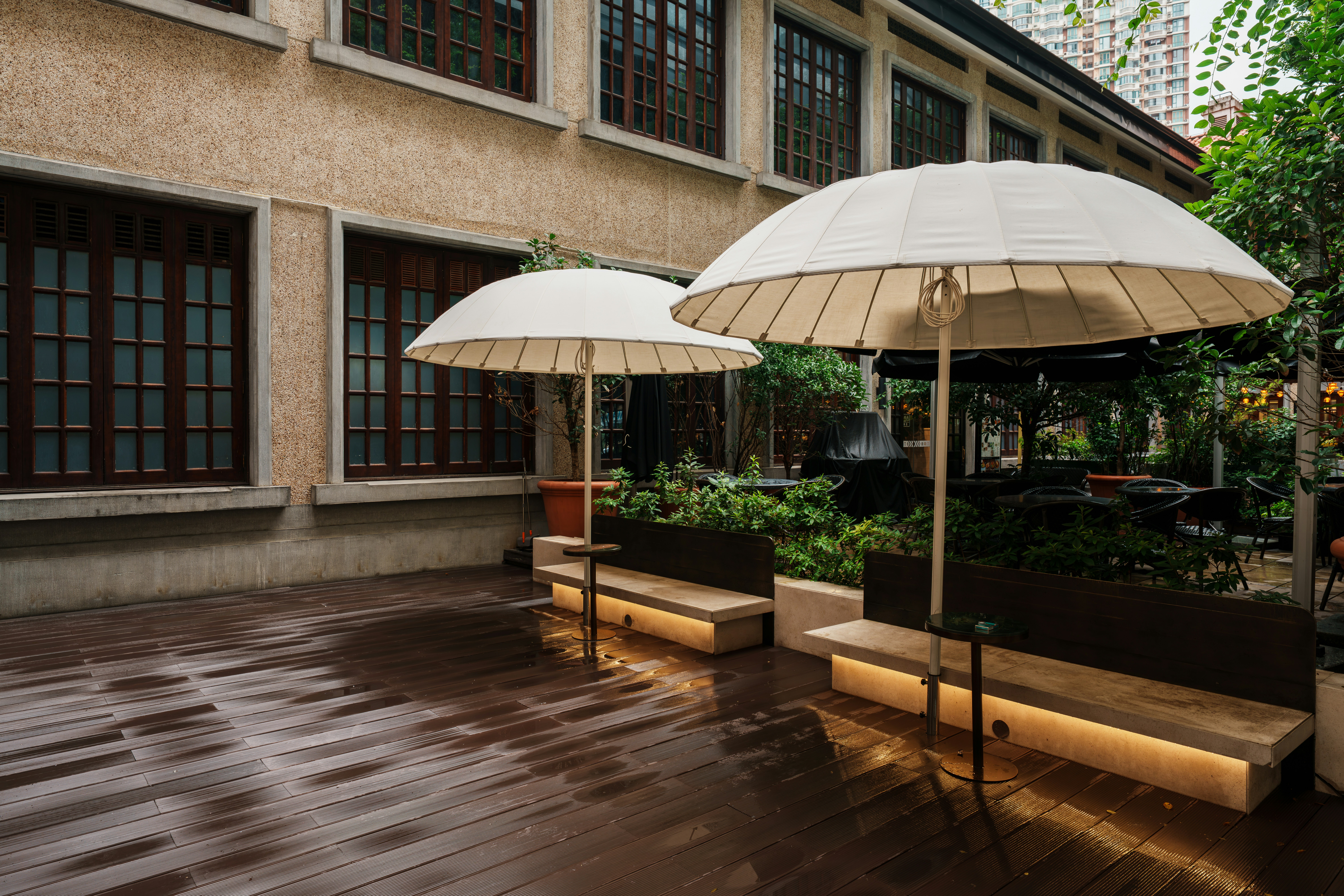 Sunlit Canopy Café: A Quiet Courtyard with Illuminated Benches