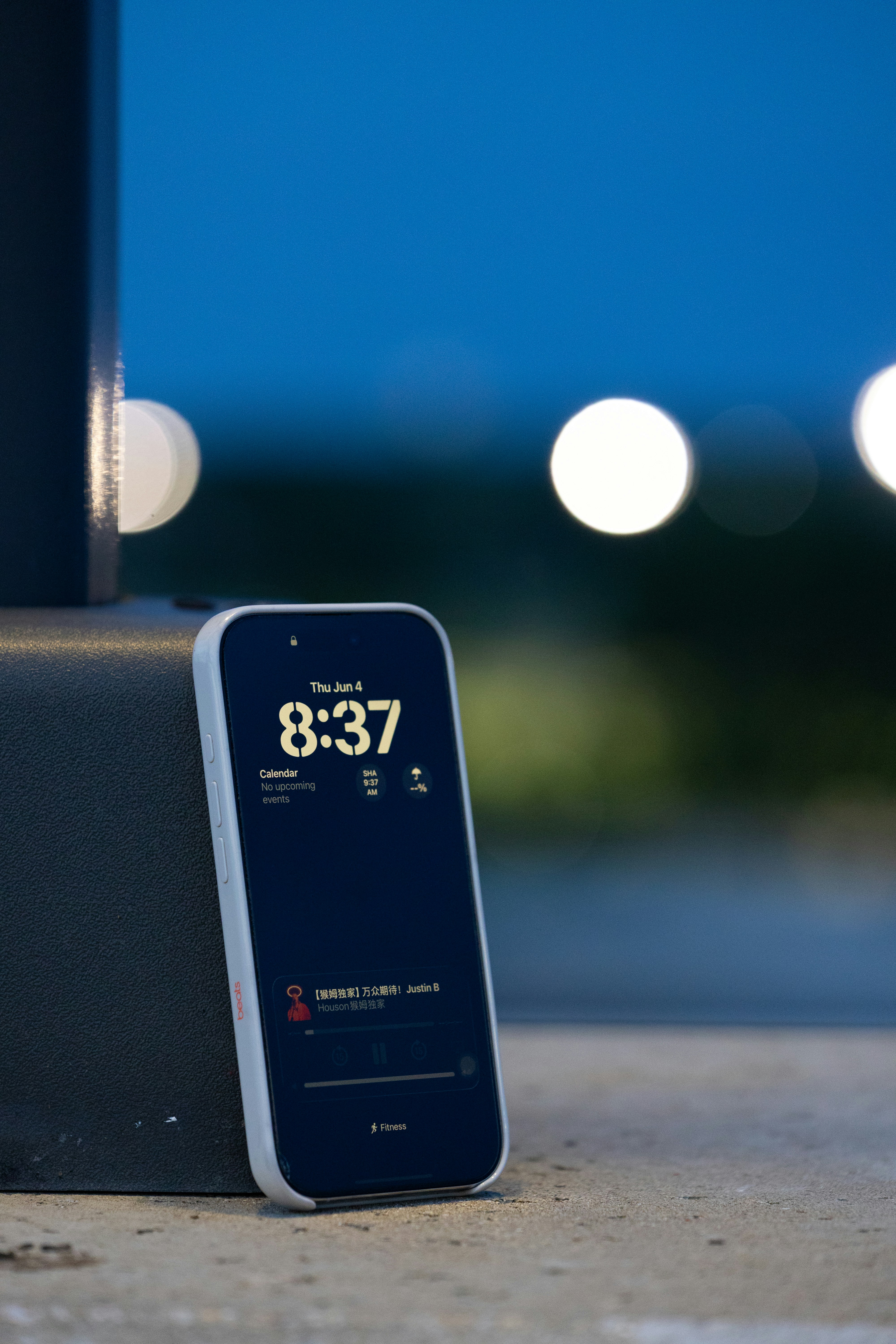 Phone in Tilt: A Quiet Evening by the Stage-Edge