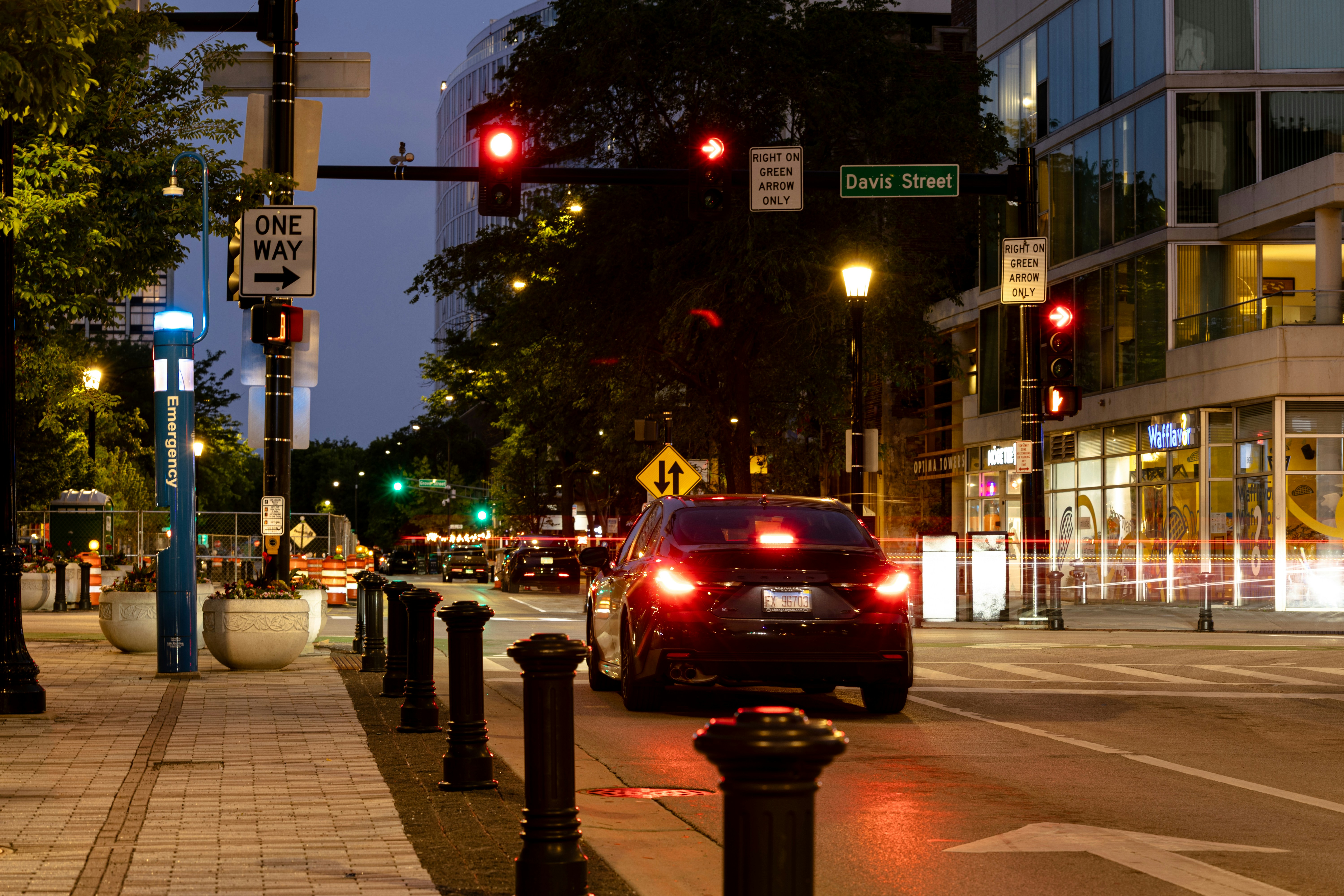 Midnight Car Stoplights: A Quiet City Crossing