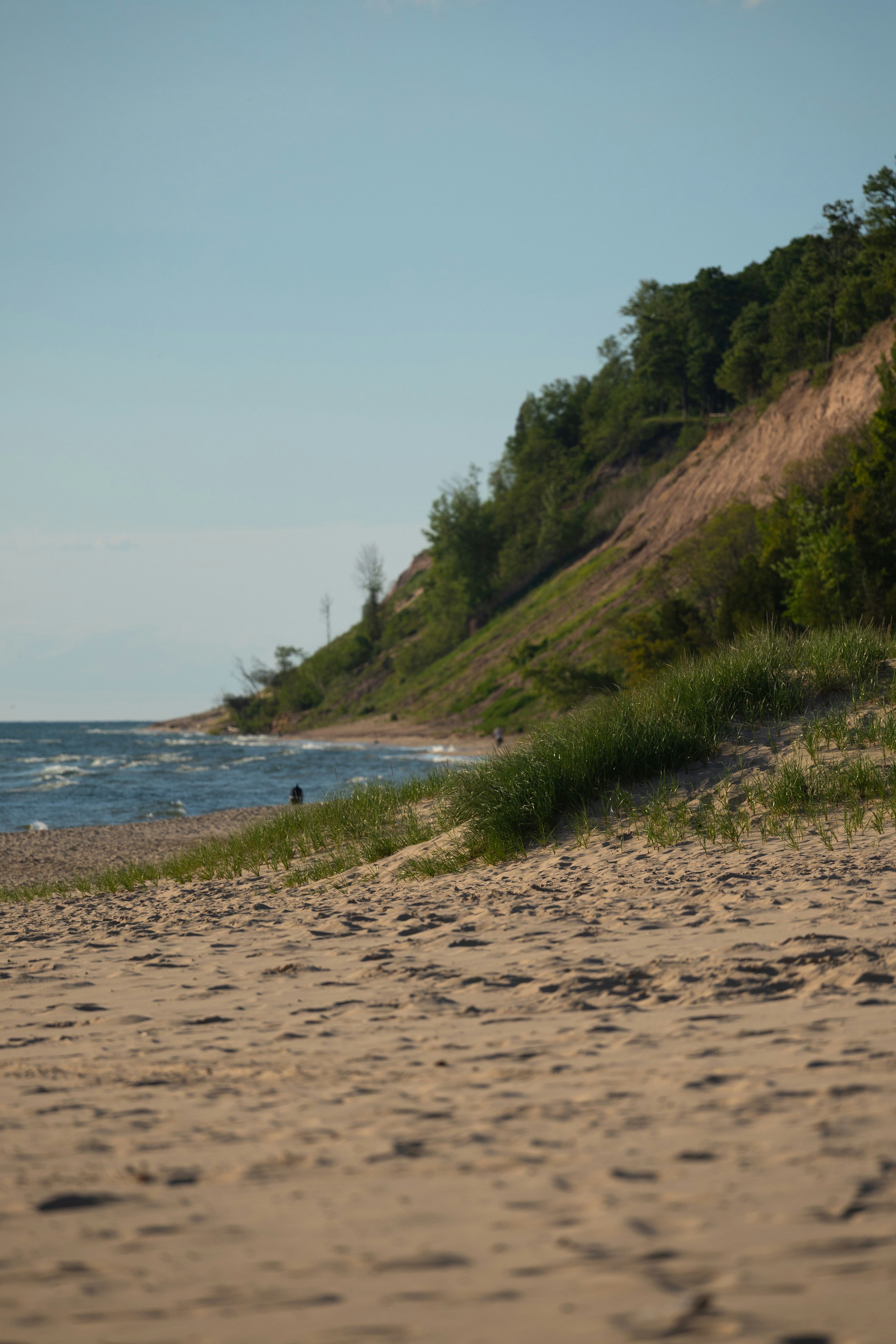 Quiet Dune Edge: A Seaside Trail along the Sloping Cliff