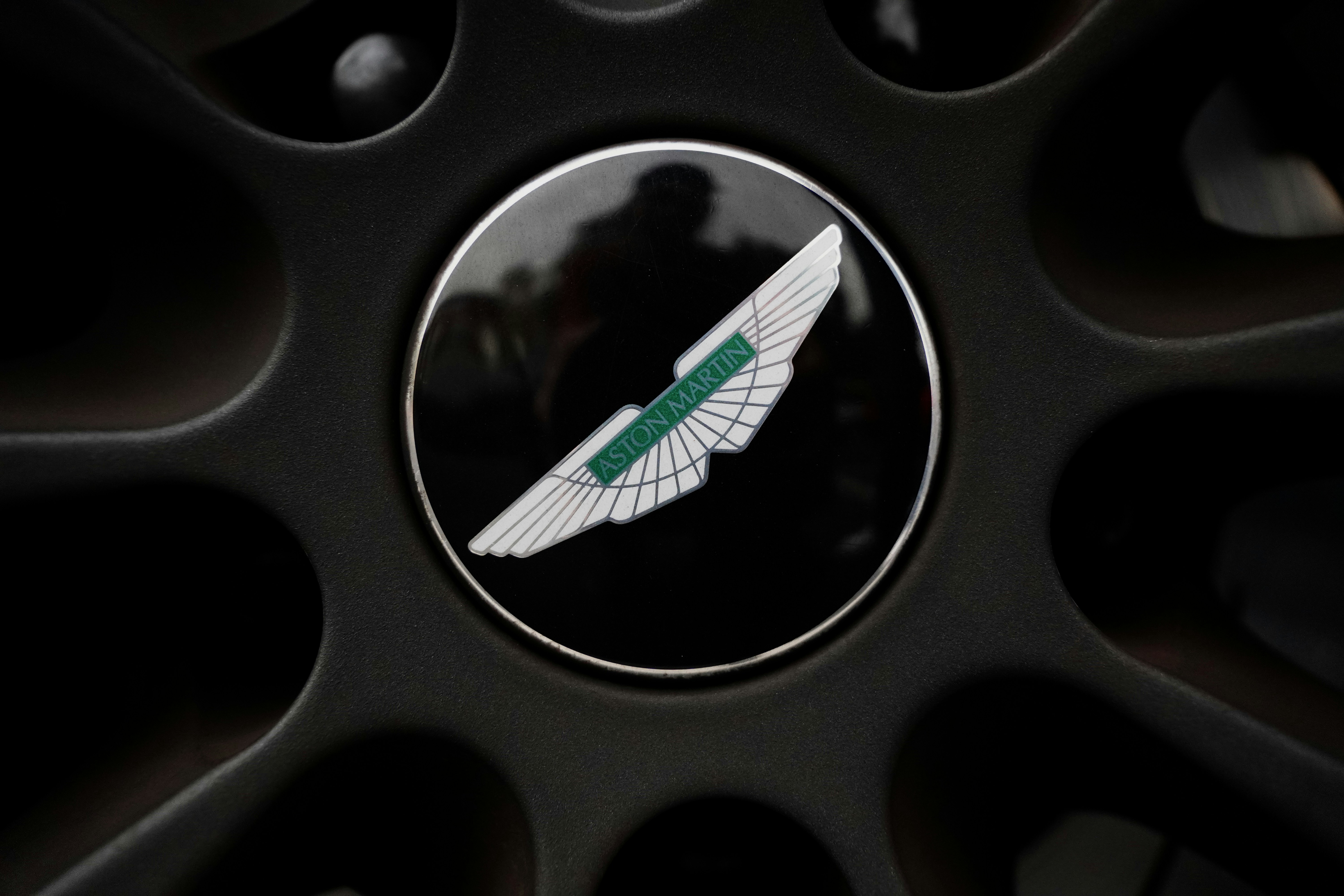 Aviator Emblem: center stage on the alloy ring