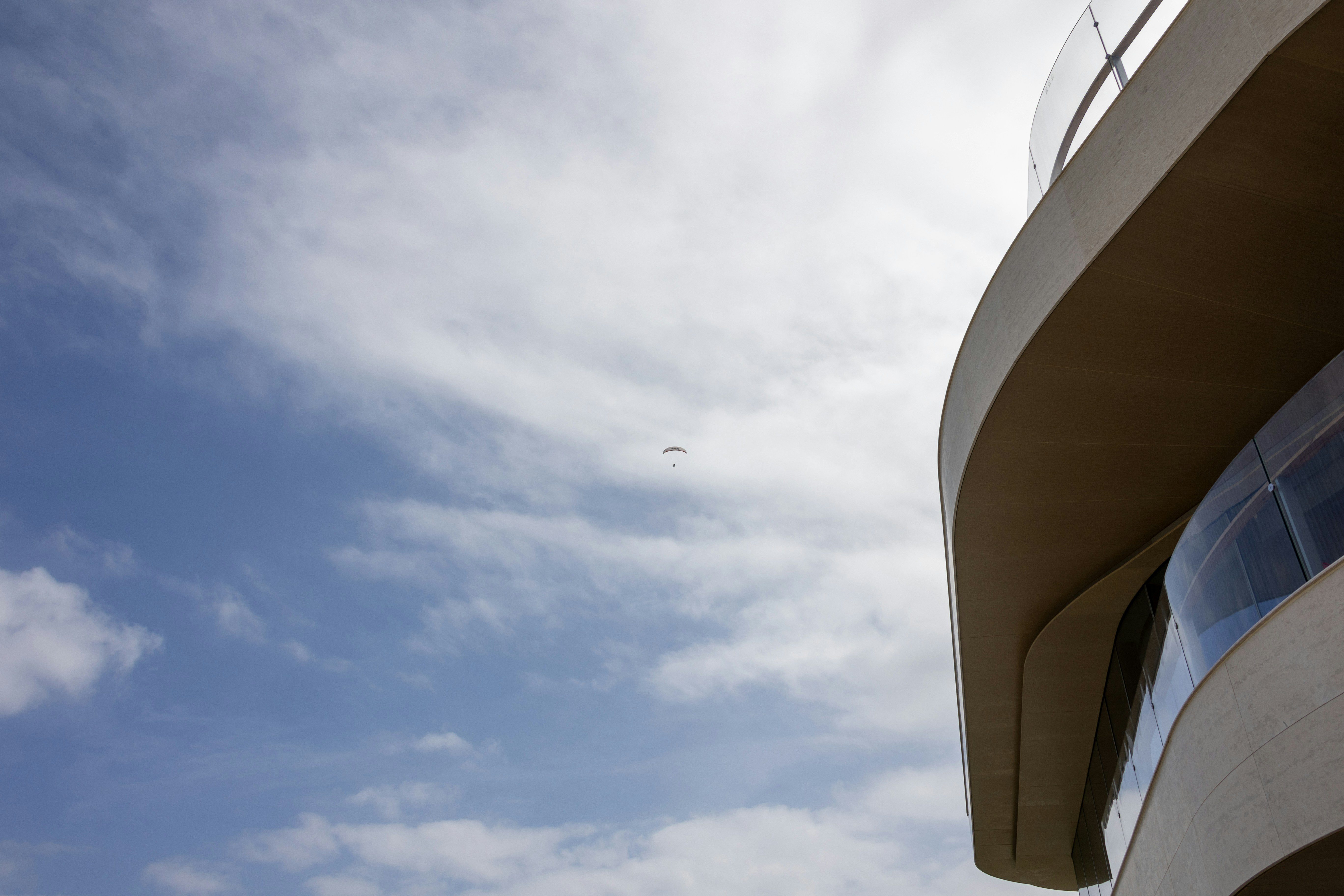 Edge of Modern Curves: A Capsule of Concrete and Sky