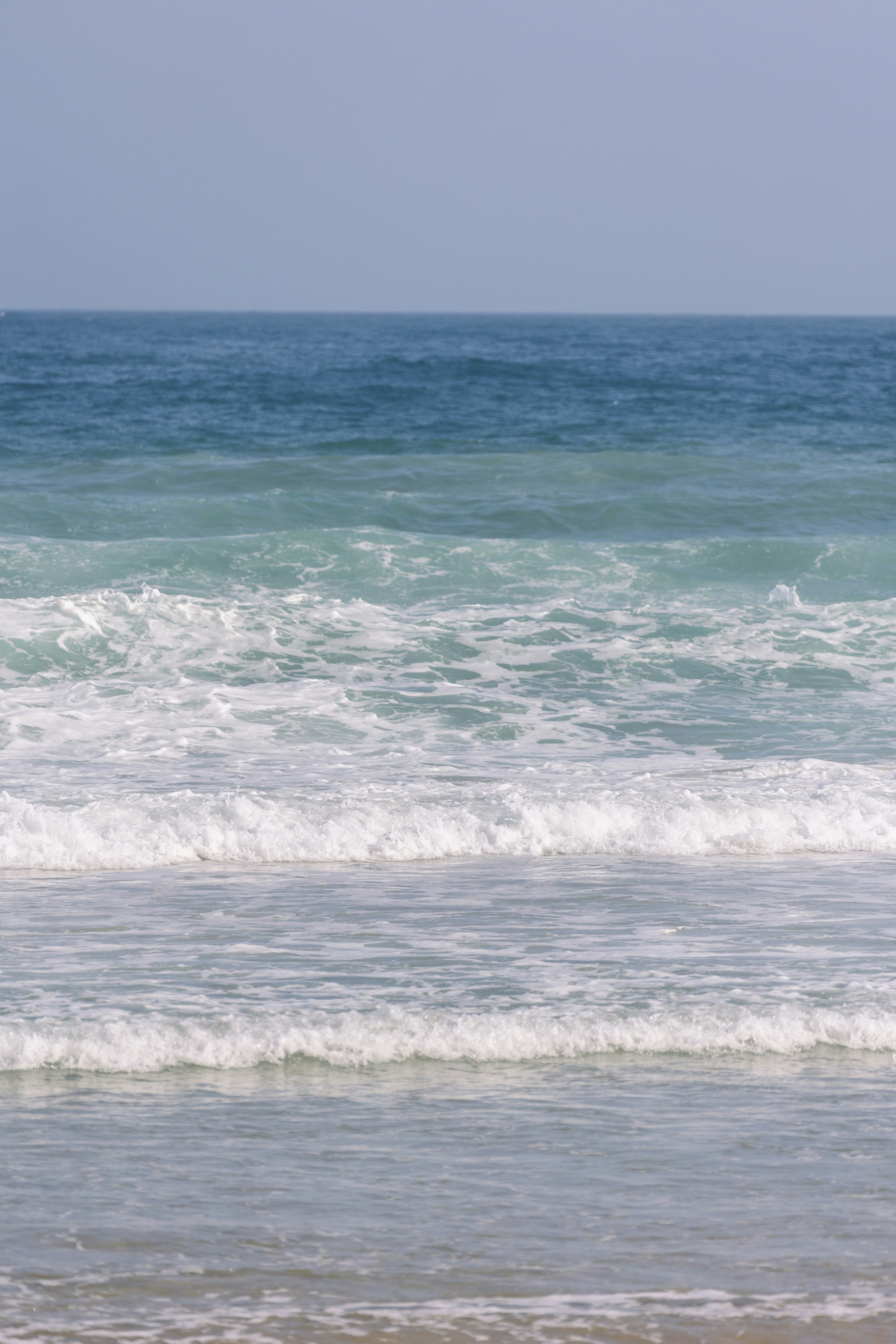 Quiet Horizon Over Tossing Tide