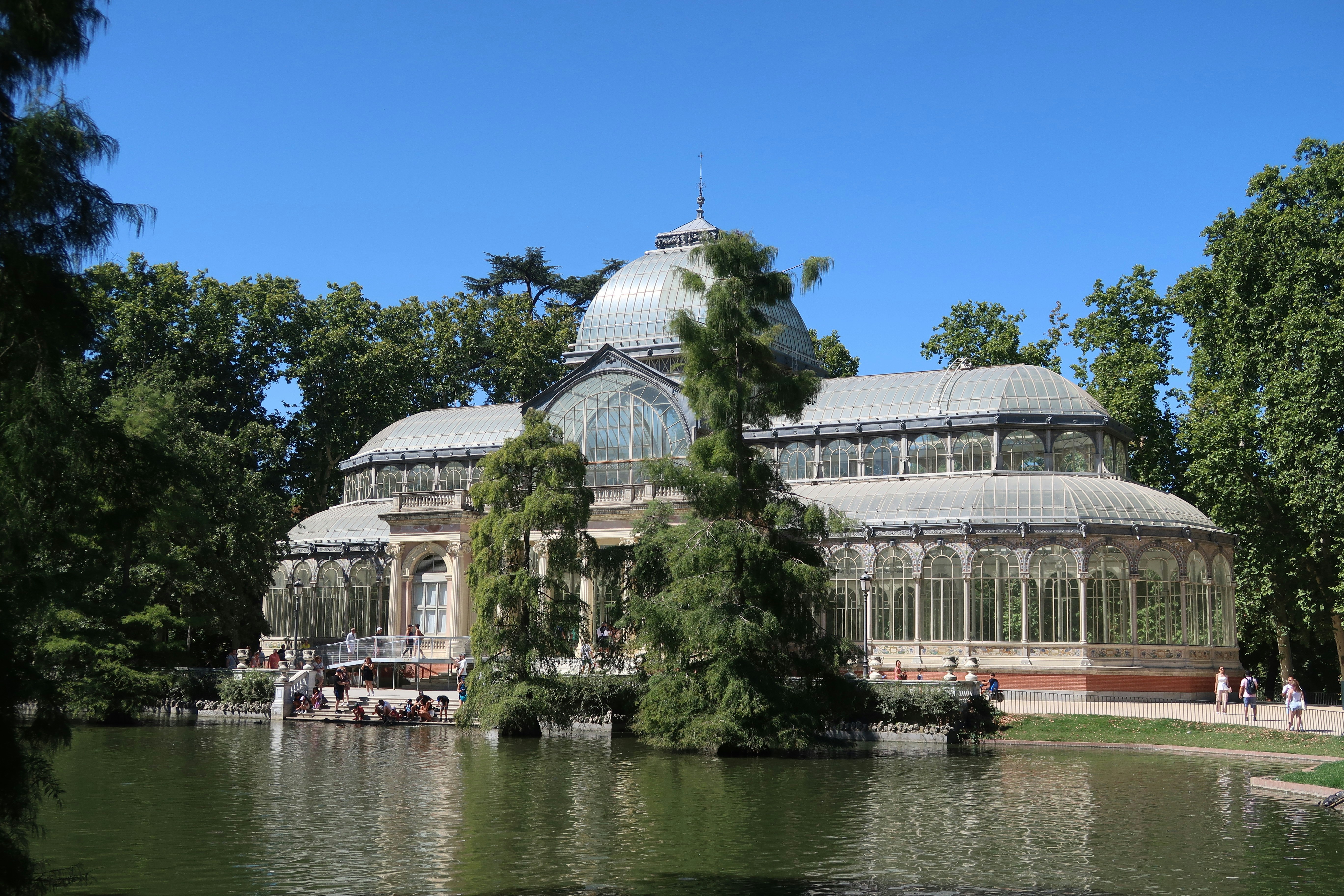 Glasshouse on the Water: A Conservatory Cathedral Amid Park Reflections