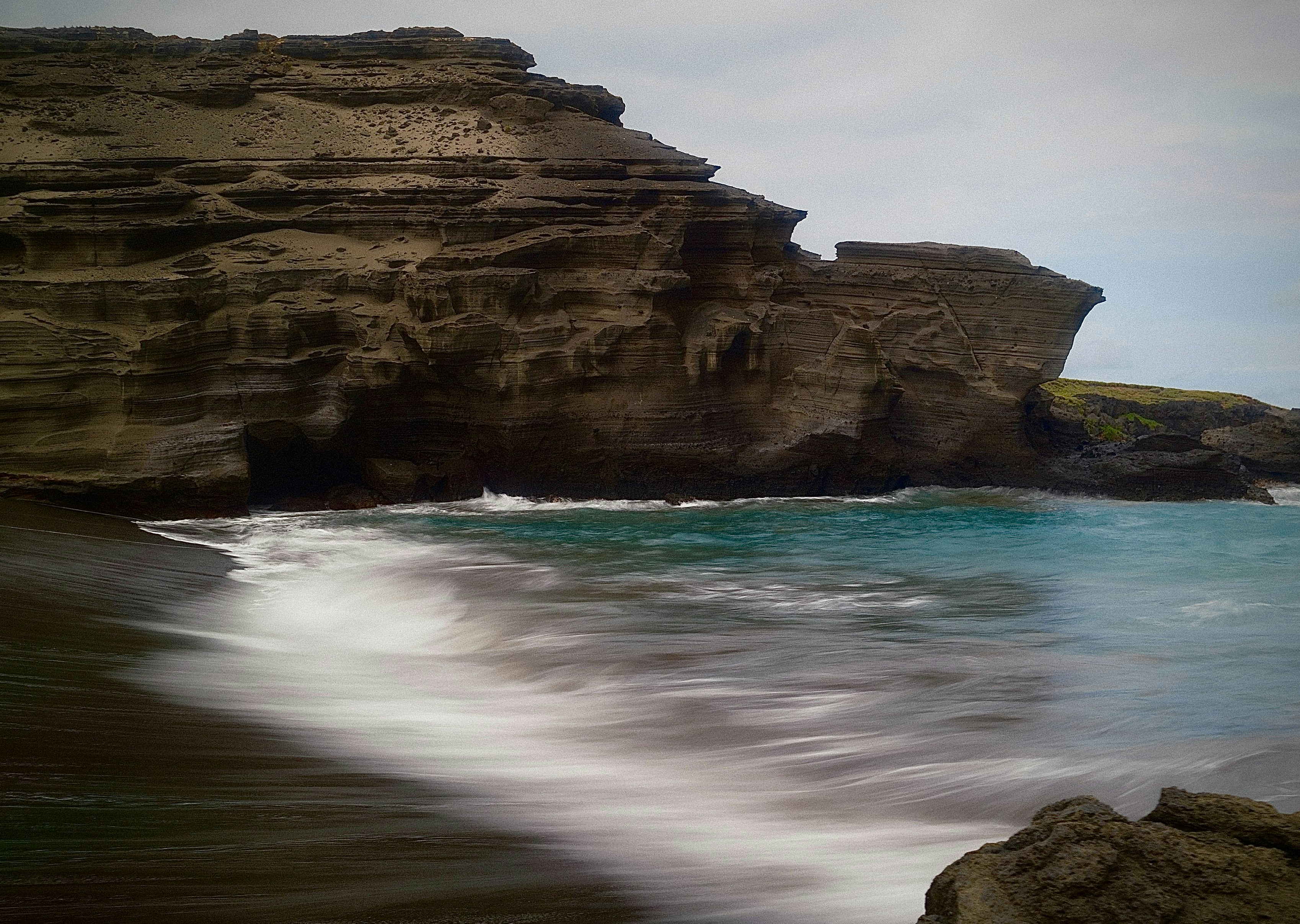 Cliff Edge over Turbulent Blue: A Coastal Scene in Motion