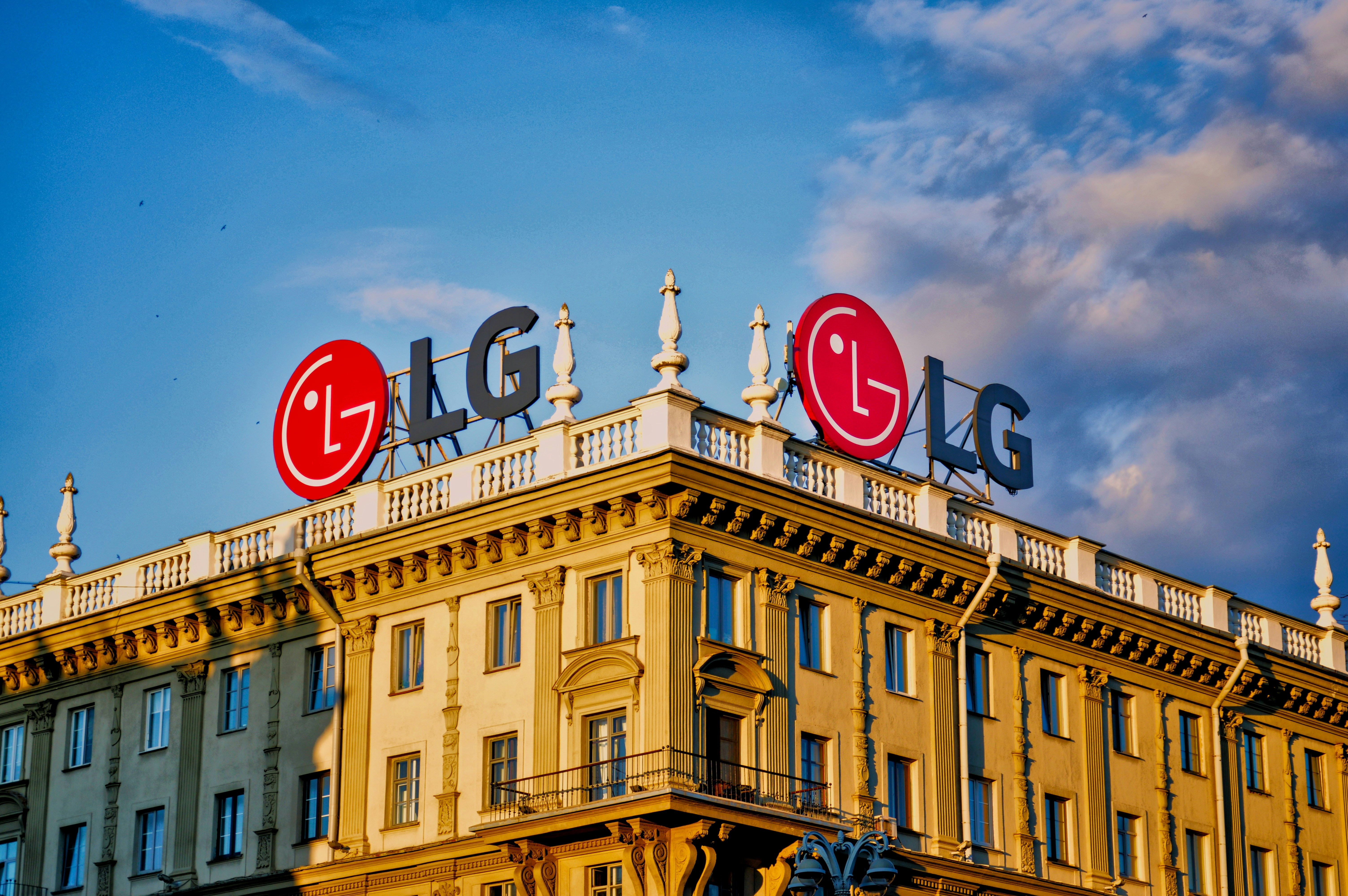 LG Signage Crowned Building: Sunlit Facade of a Historic Corner